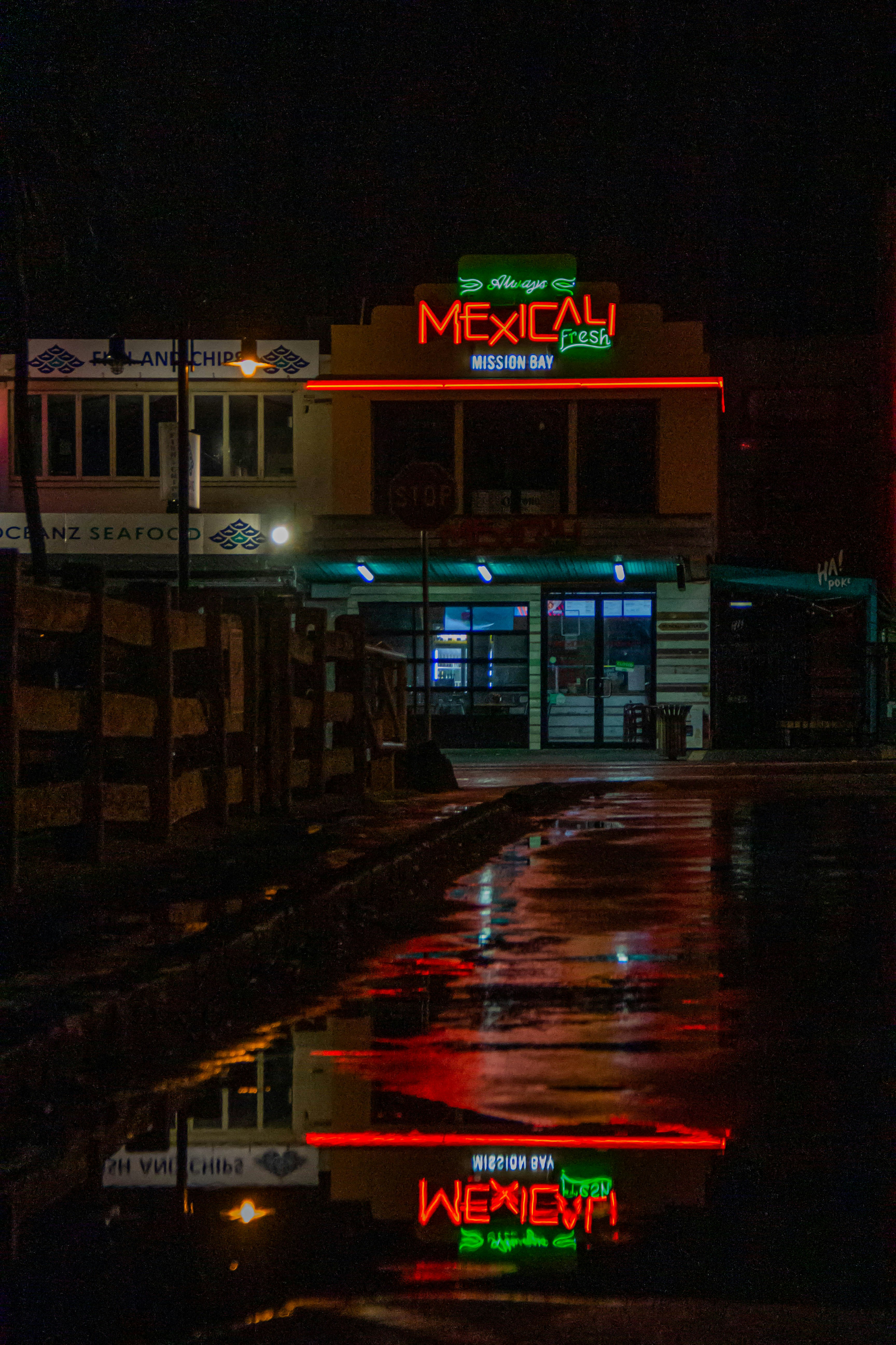 Bâtiment en béton blanc et rouge pendant la nuit photo – Photo Lumière ...