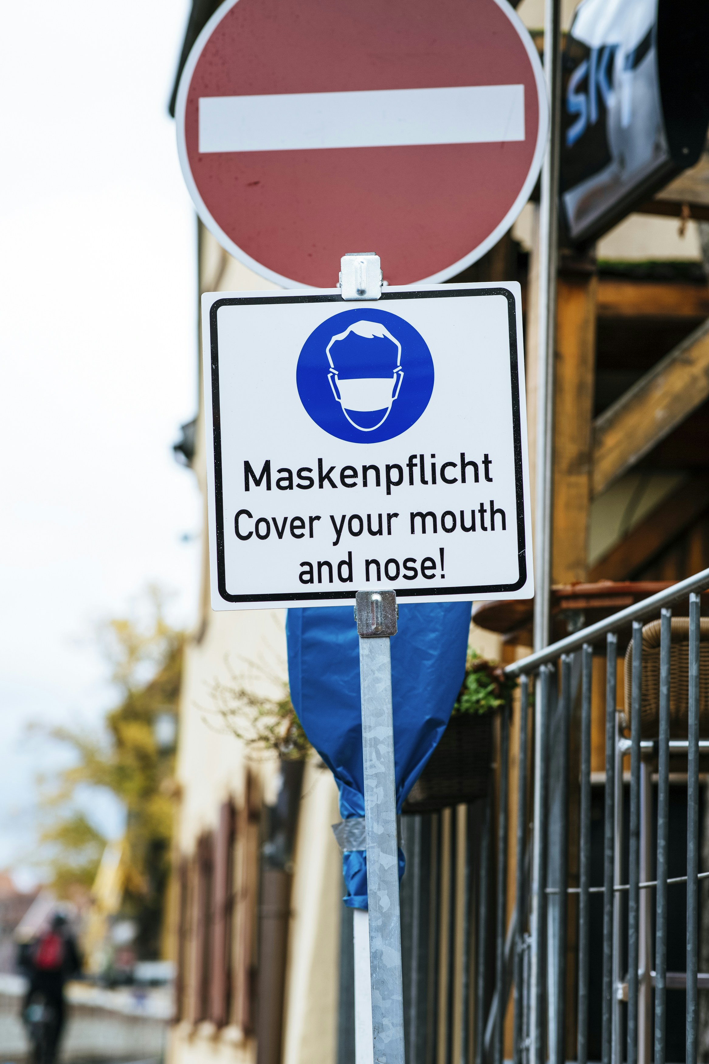 Mouth Guard Signage: A Street Corner Reminder