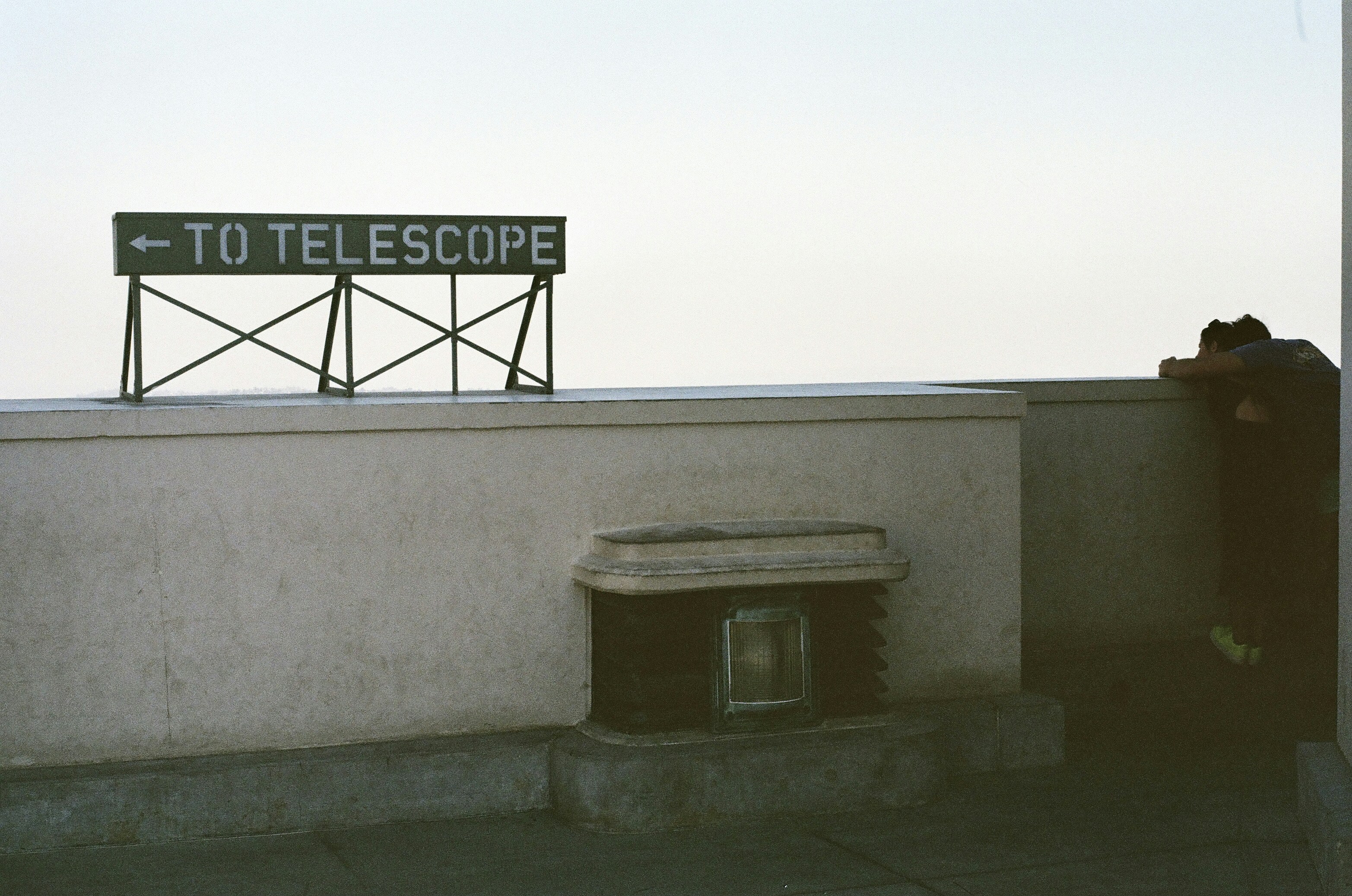 Mur en béton blanc avec signalétique en noir et blanc photo – Photo Los ...