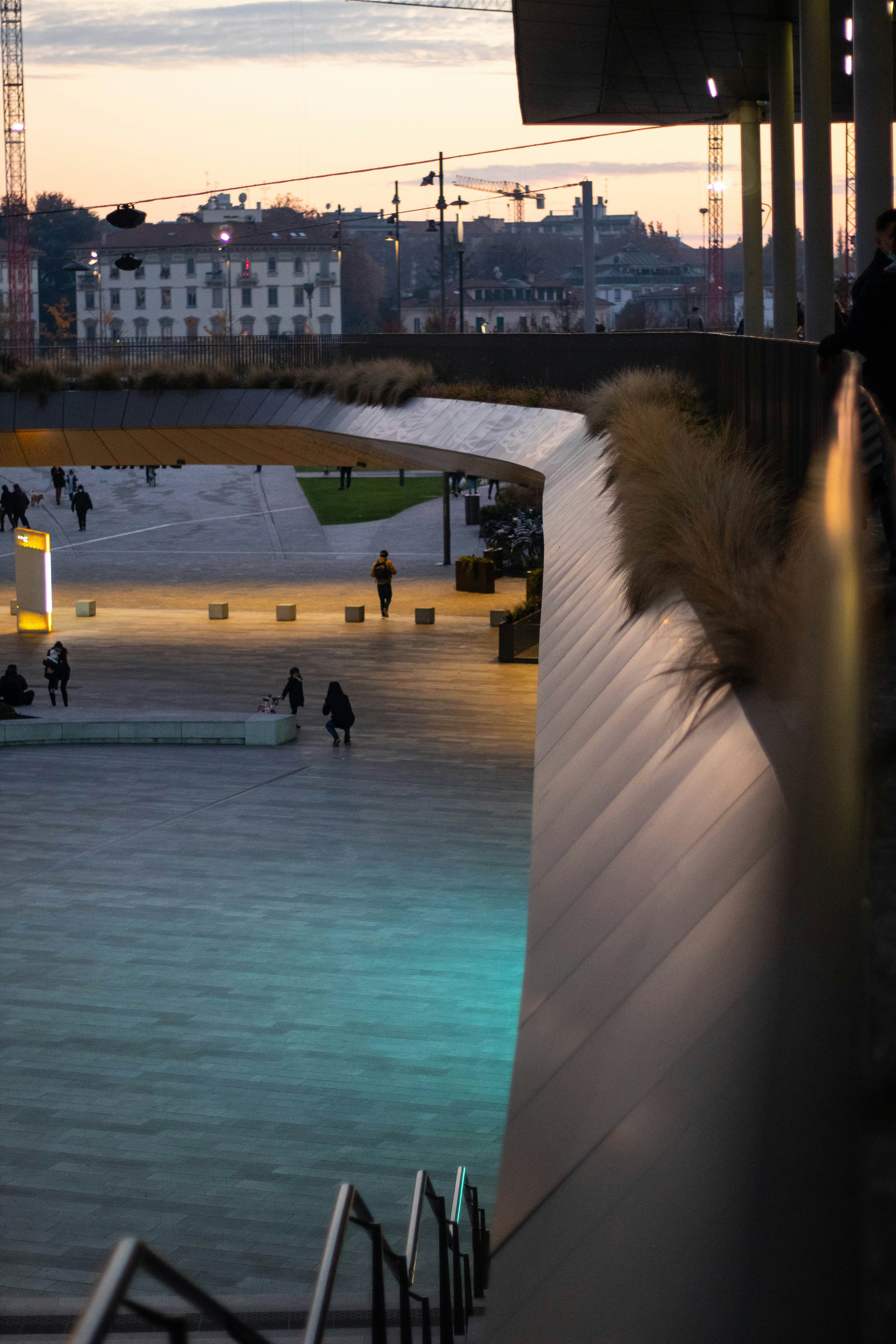 Urban Terrace at Dusk: A Painted Light Cascade Along the Riverside Barrier