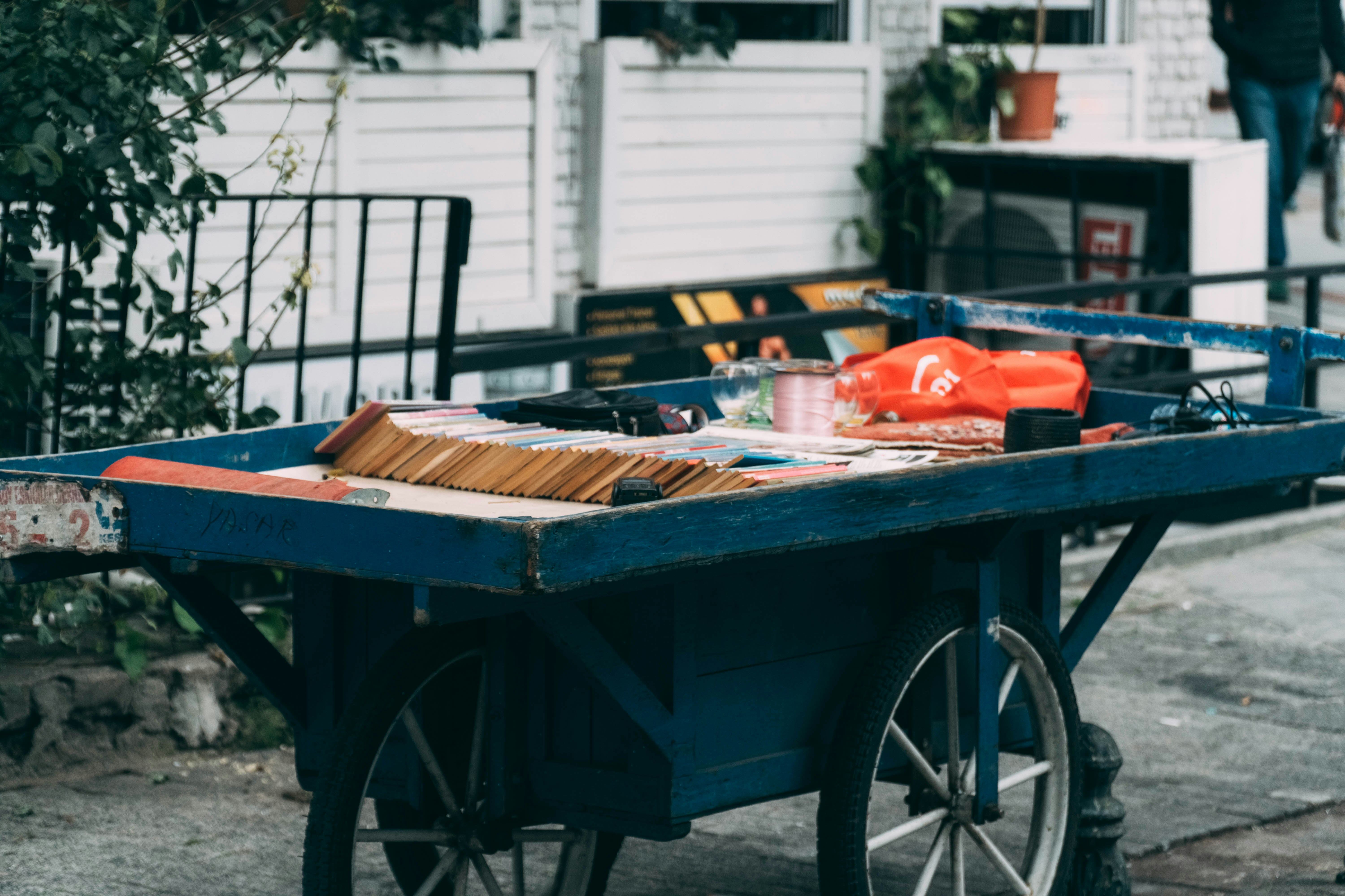 Black and red cart with food packs photo – Free Türkiye Image on Unsplash