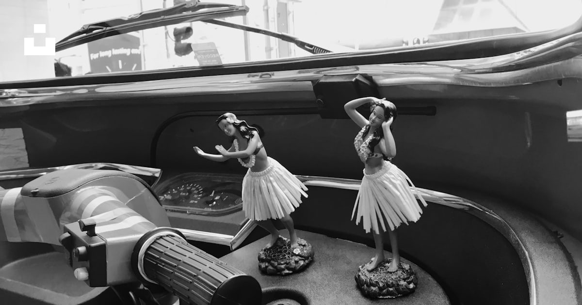 Foto Foto En Escala De Grises De Una Mujer Vestida Sentada En Un