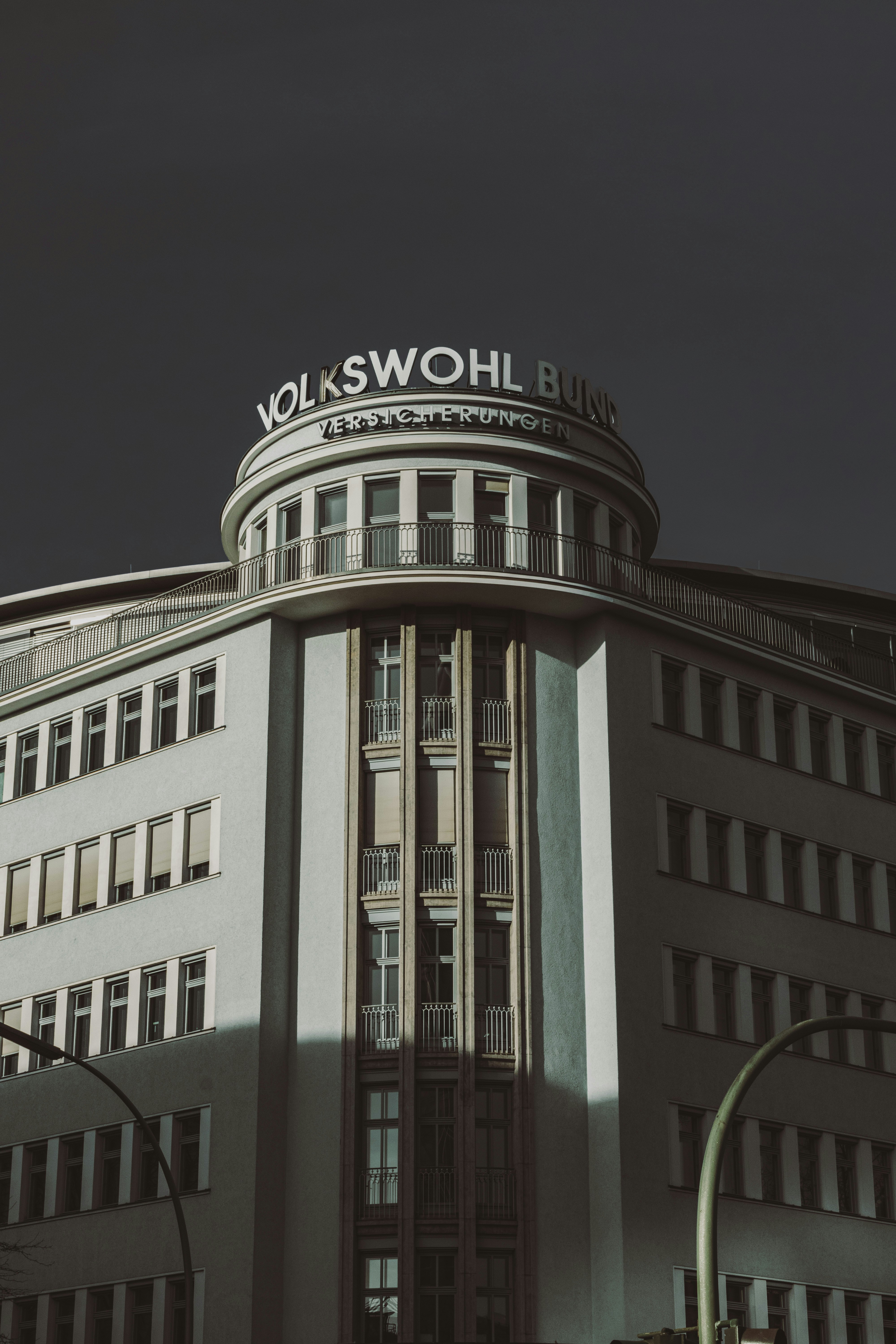 Circular Crown: Berlin’s Volkswagen Building Reaches Toward the Sky