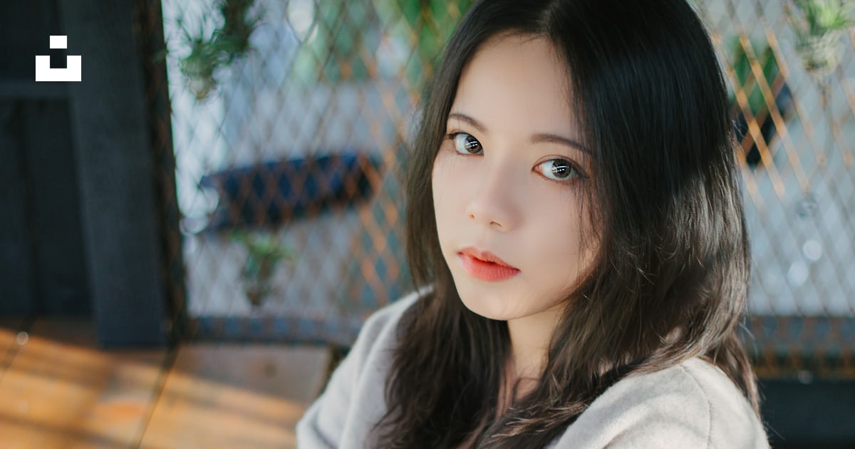 투명한 음료수 유리를 들고 있는 하얀 코트를 입은 여자 사진 Unsplash의 무료 회색 이미지