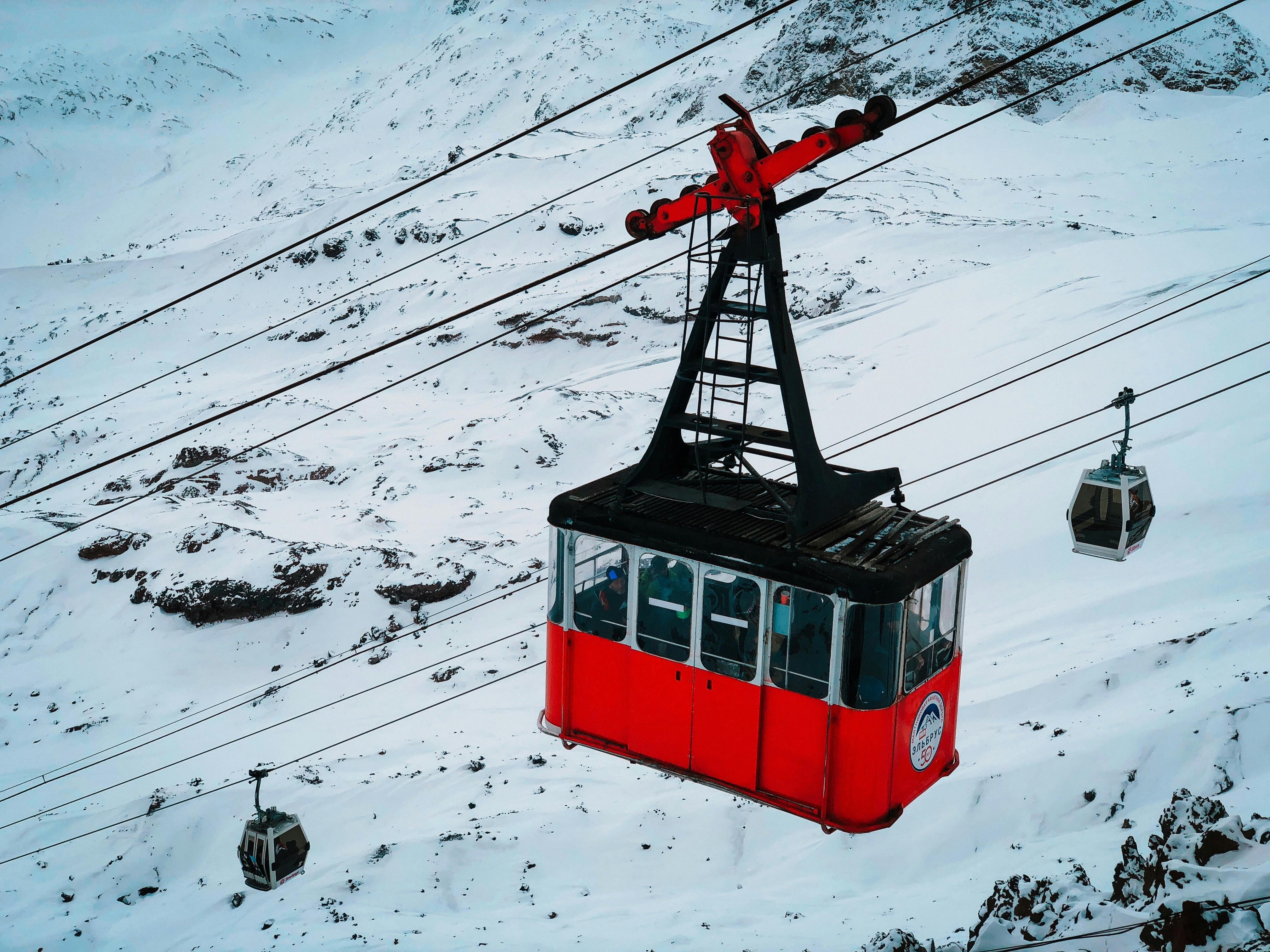 Teleférico rojo y negro en suelo cubierto de nieve foto – Imagen de ...