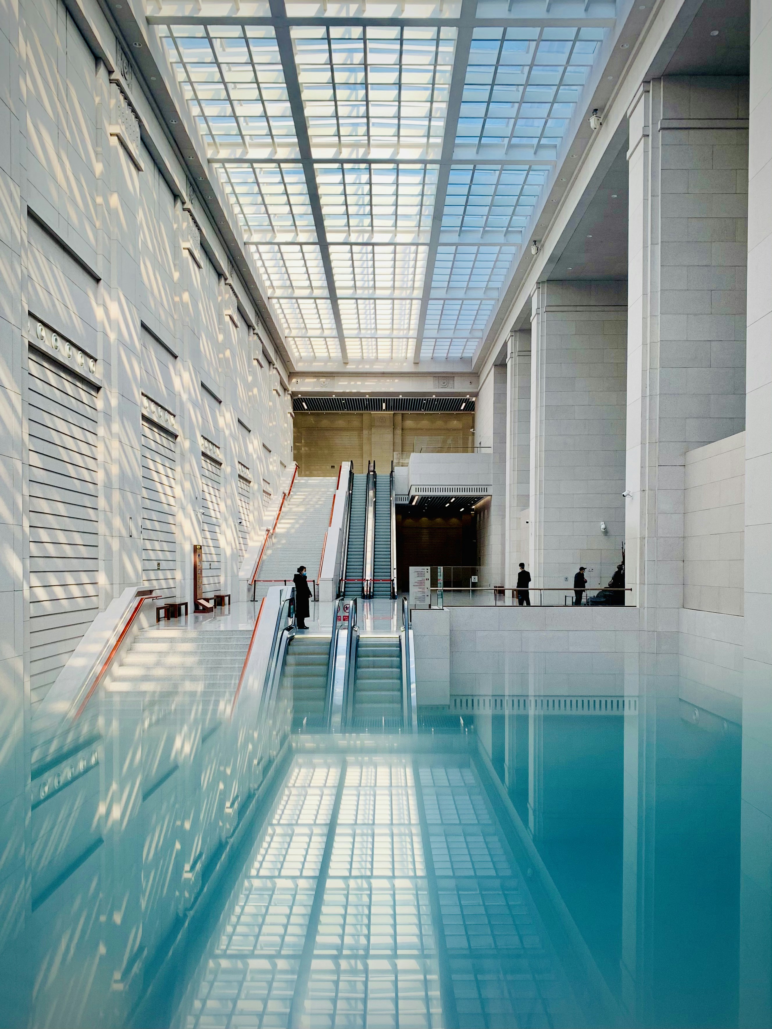 People walking on hallway inside building photo – Free 中国 Image on Unsplash