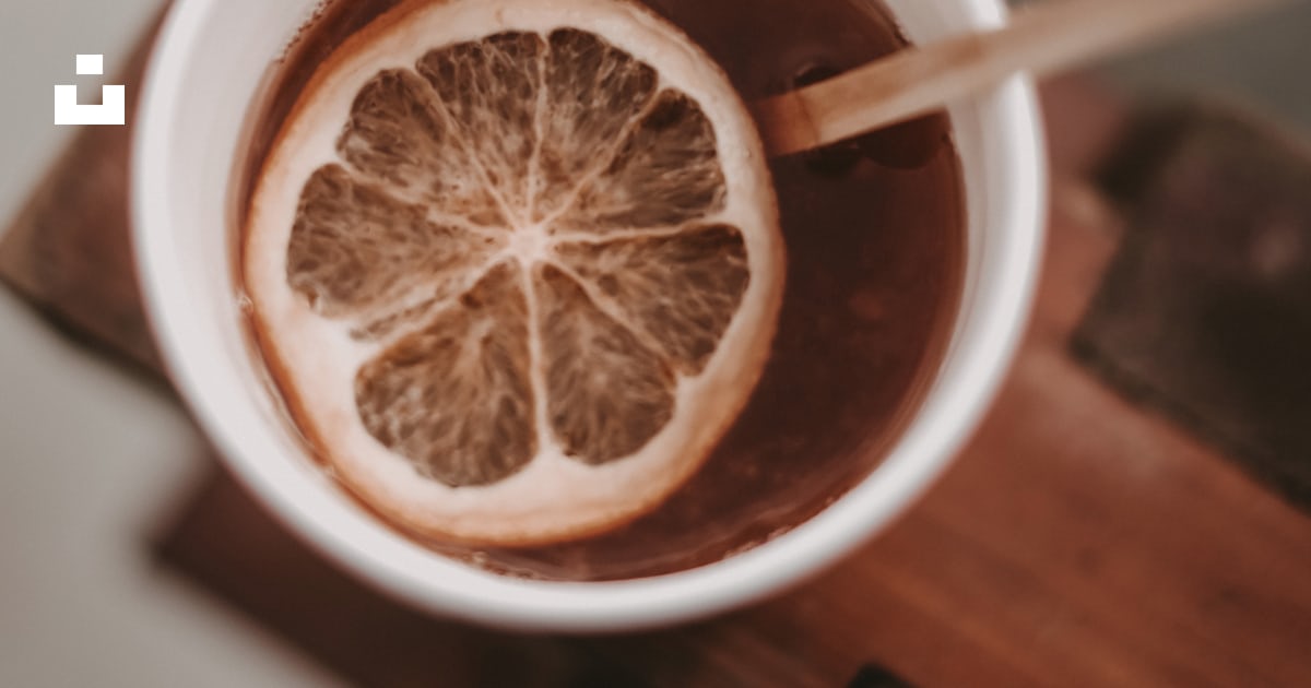 Liquide Brun Dans Une Tasse En Céramique Blanche Avec Des Tranches De