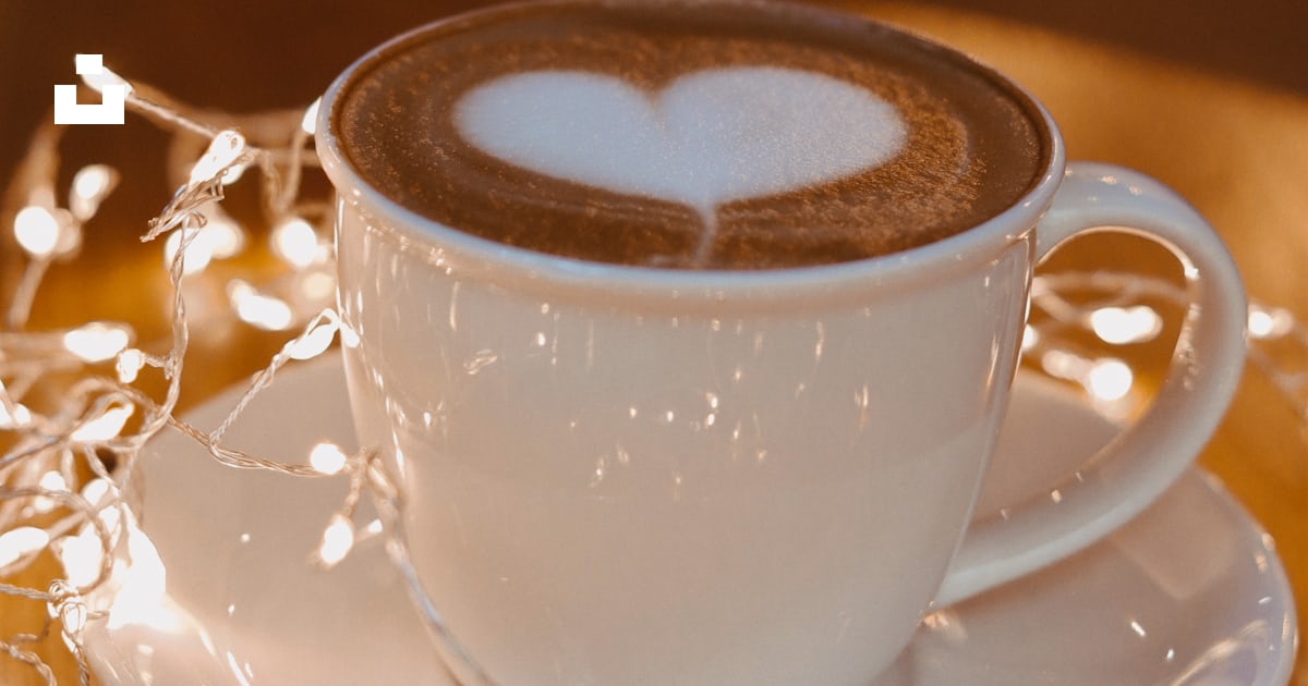 Tasse En Céramique Blanche Avec Soucoupe Sur Soucoupe En Céramique