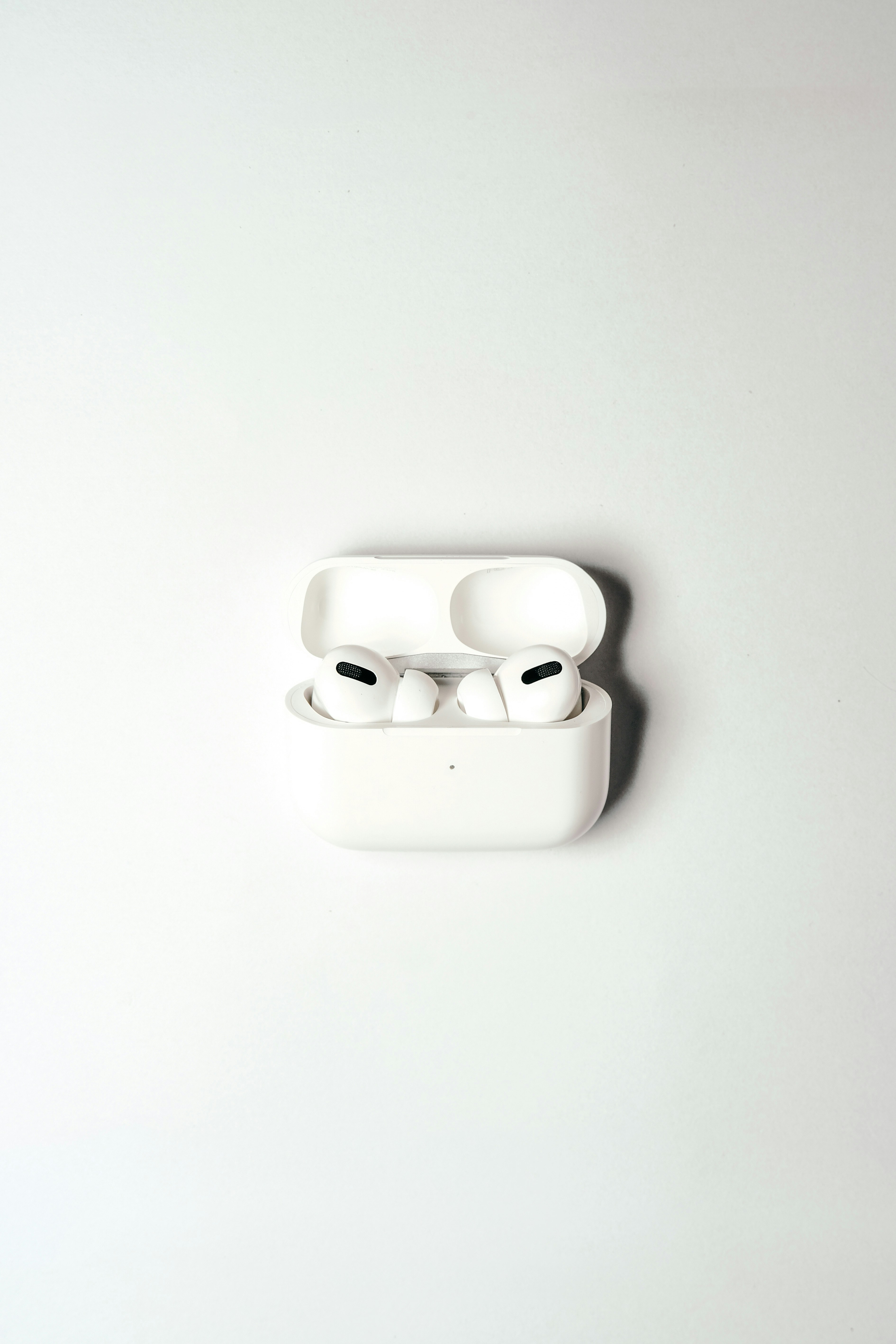 White apple earpods in white case foto – Imagen de Gris gratuita en ...