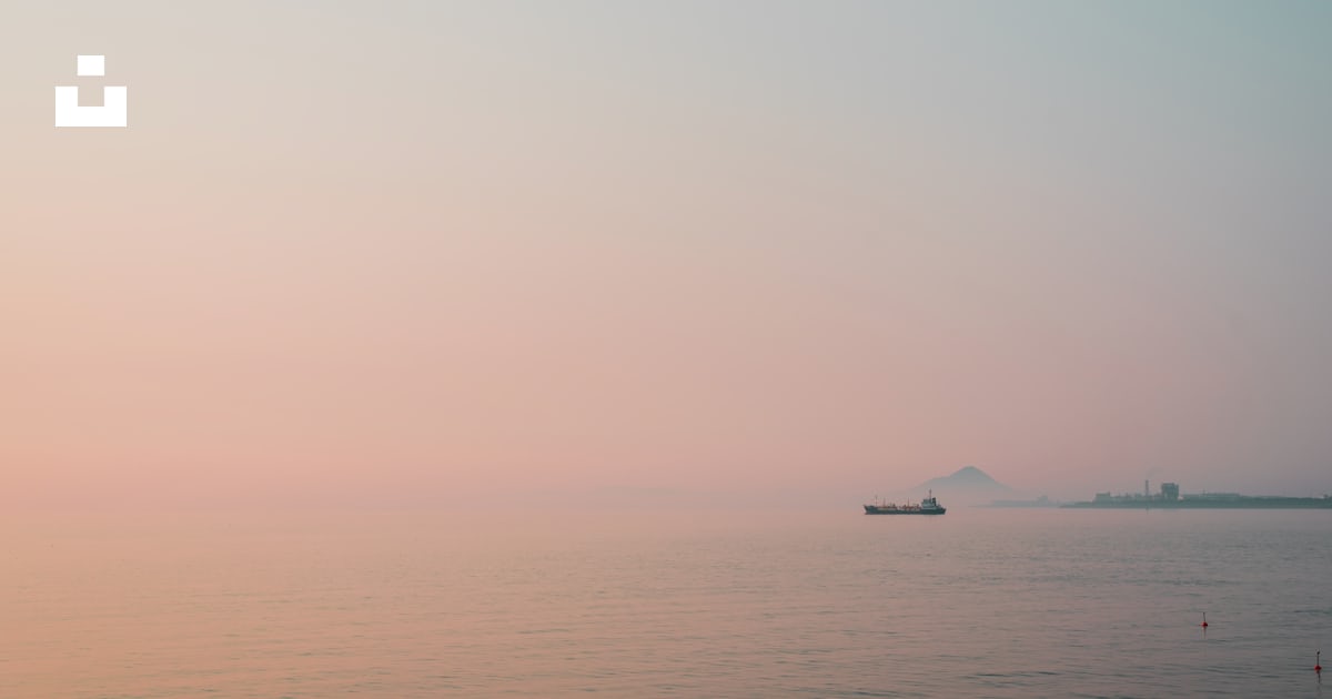 낮 동안 하얀 하늘 아래 바다에 하얀 보트 사진 Unsplash의 무료 마쓰야마 이미지