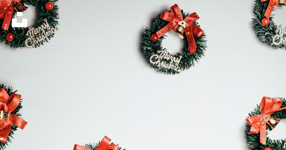 Foto Corona de piña roja y negra – Imagen Navidad gratis en Unsplash Foto Corona de piña roja y negra – Imagen Navidad gratis en Unsplash