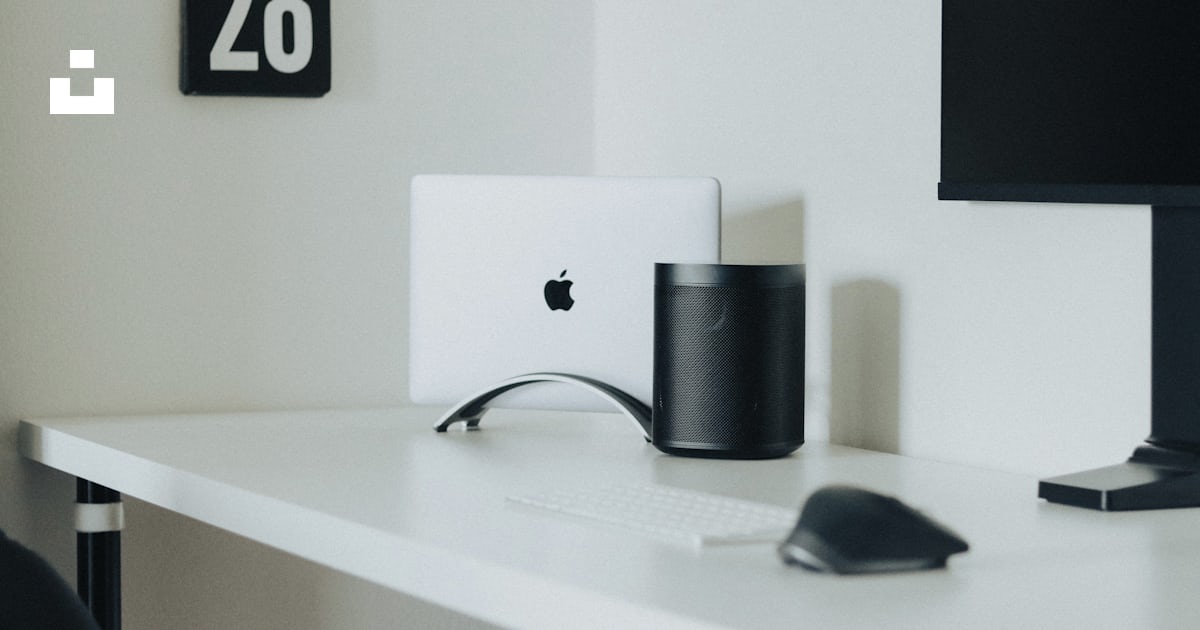 흰색 나무 책상에 검은 색과 은색 유선 컴퓨터 마우스 옆에 은색 Imac 사진 Unsplash의 무료 회색 이미지