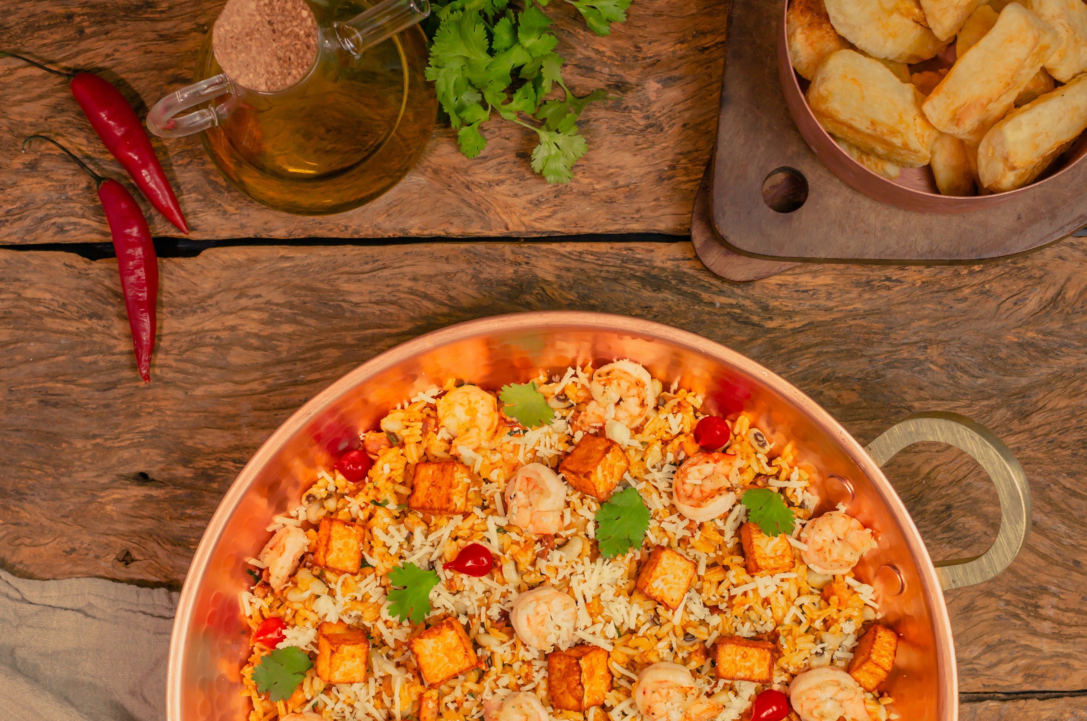 Plato marrón y blanco en un recipiente de acero inoxidable foto ...