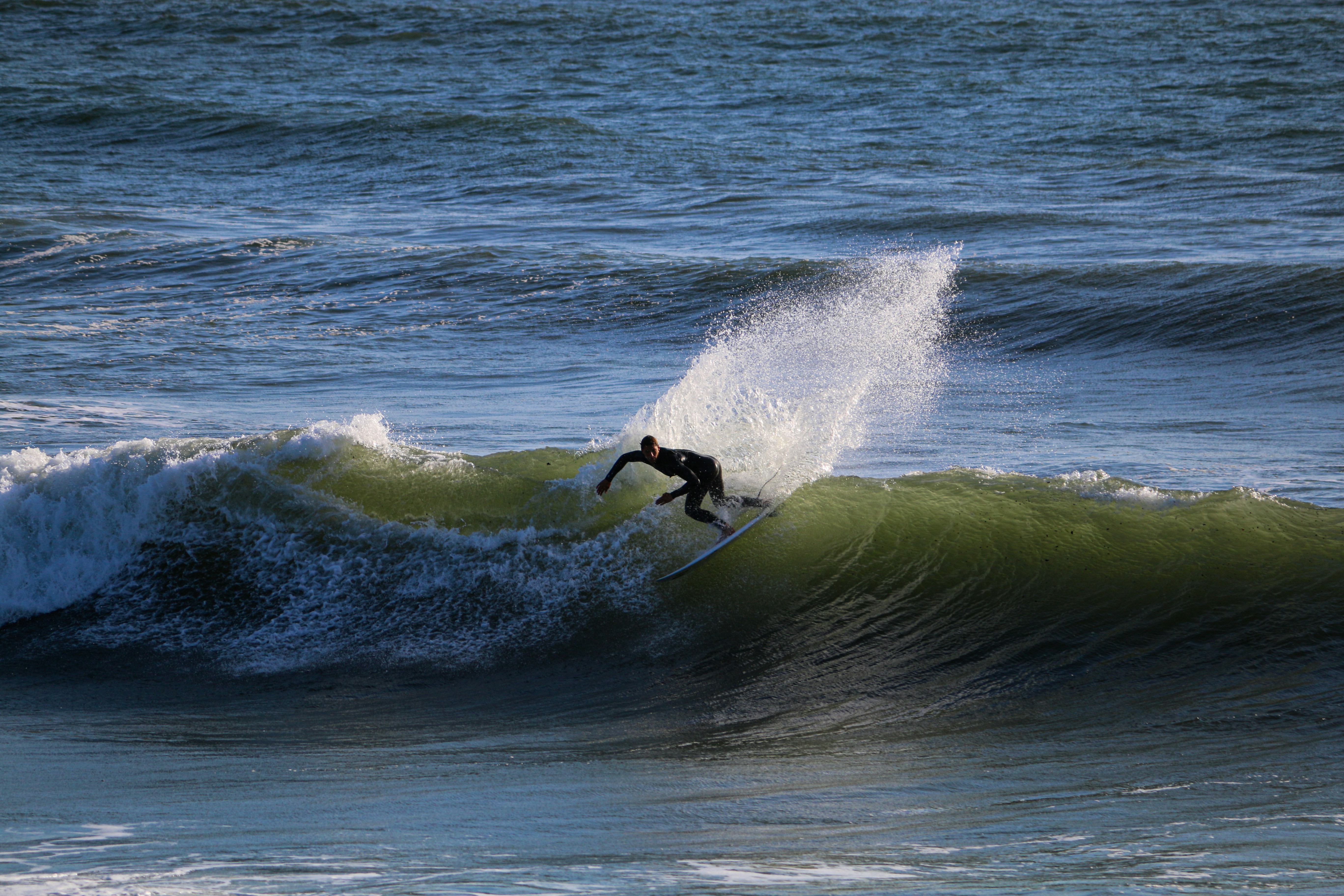Foto Persona surfeando sobre las olas del mar durante el día – Imagen ...