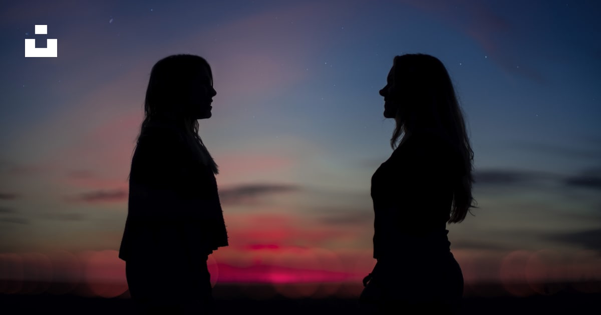 Foto Silueta De Hombre Y Mujer Besándose Al Atardecer Imagen Silueta