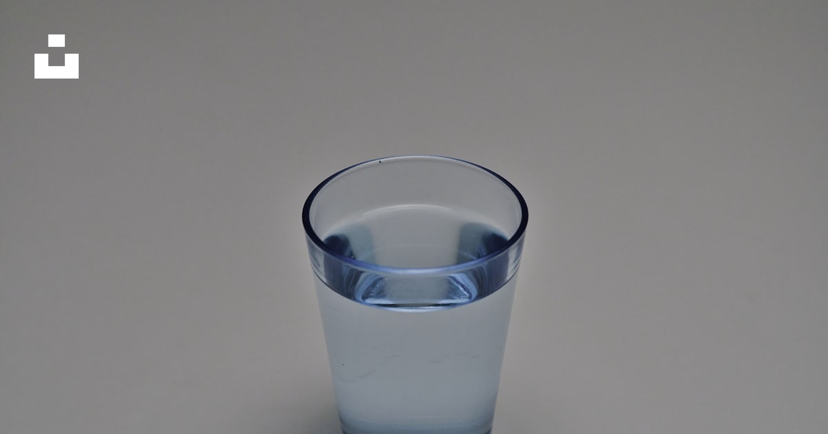 흰색 테이블에 명확한 마시는 유리 사진 Unsplash의 무료 잔 이미지