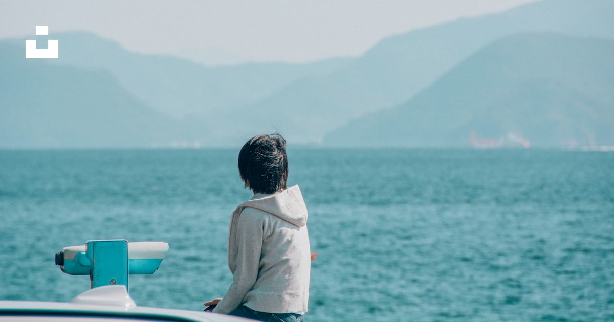 낮 동안 파란색과 흰색 보트 근처에 서 있는 흰색 긴팔 셔츠를 입은 여자 사진 Unsplash의 무료 구라시키 이미지