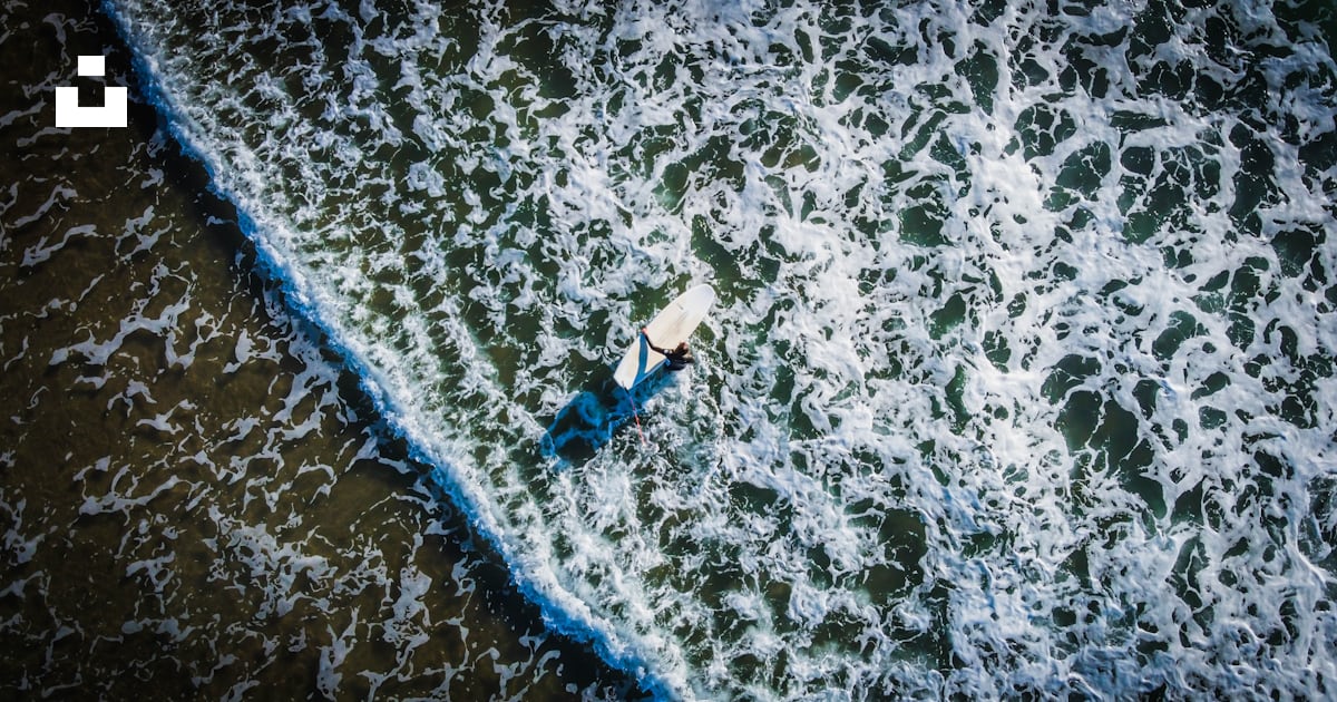 Mujer En Bikini Azul Acostada En Tabla De Surf Blanca En La Playa
