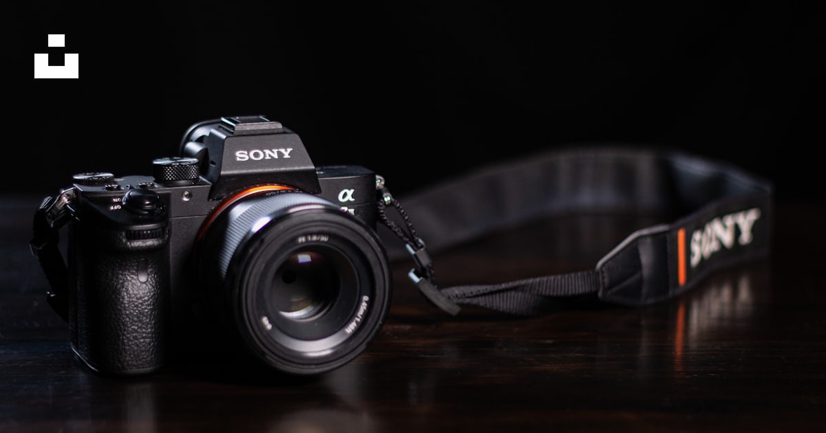 갈색의 나무 테이블에 검은 색과 은색 니콘 Dslr 카메라 사진 Unsplash의 무료 사진기 이미지
