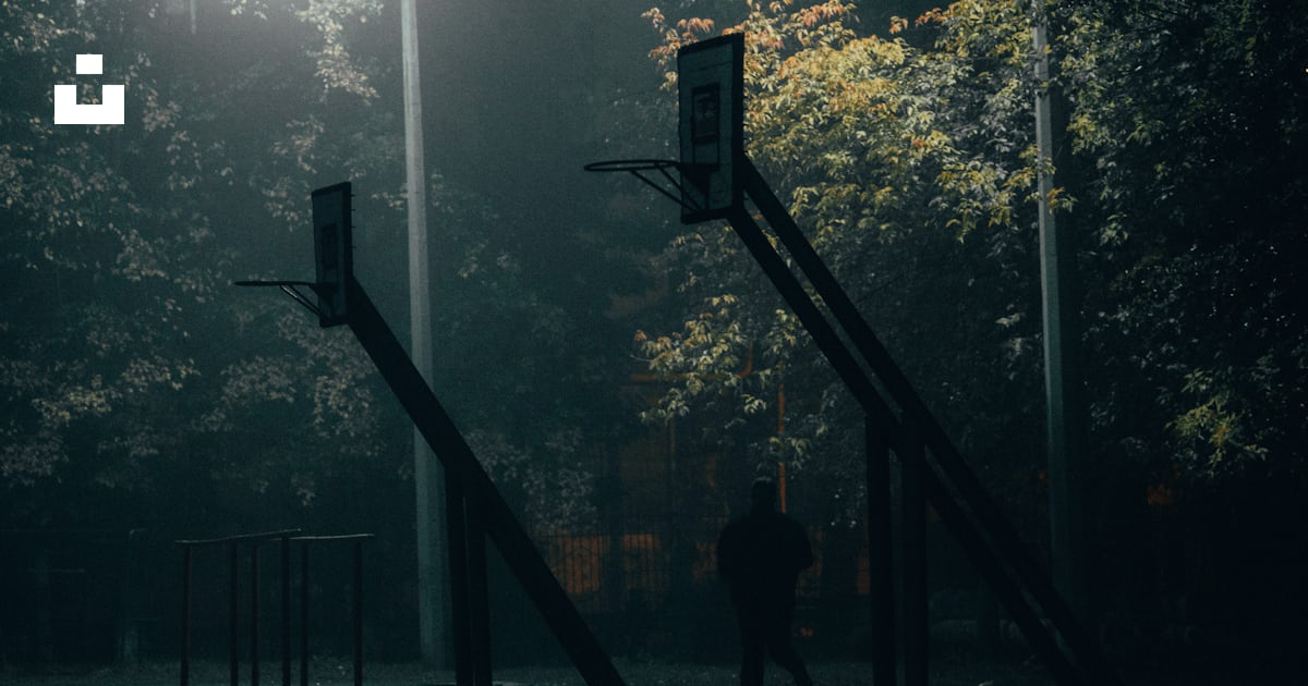 Foto Silueta De La Persona De Pie En Un Puente Imagen Gris Gratis En
