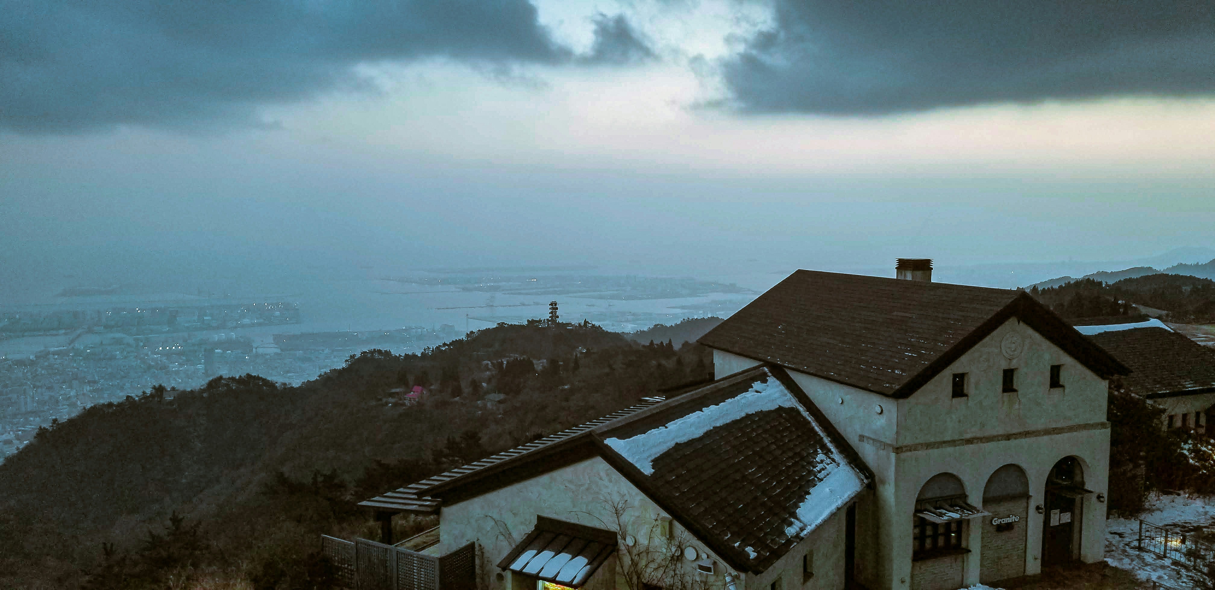 One of the most panoramic spots in Japan. Look out over Osaka Bay and the city of Kobe.
