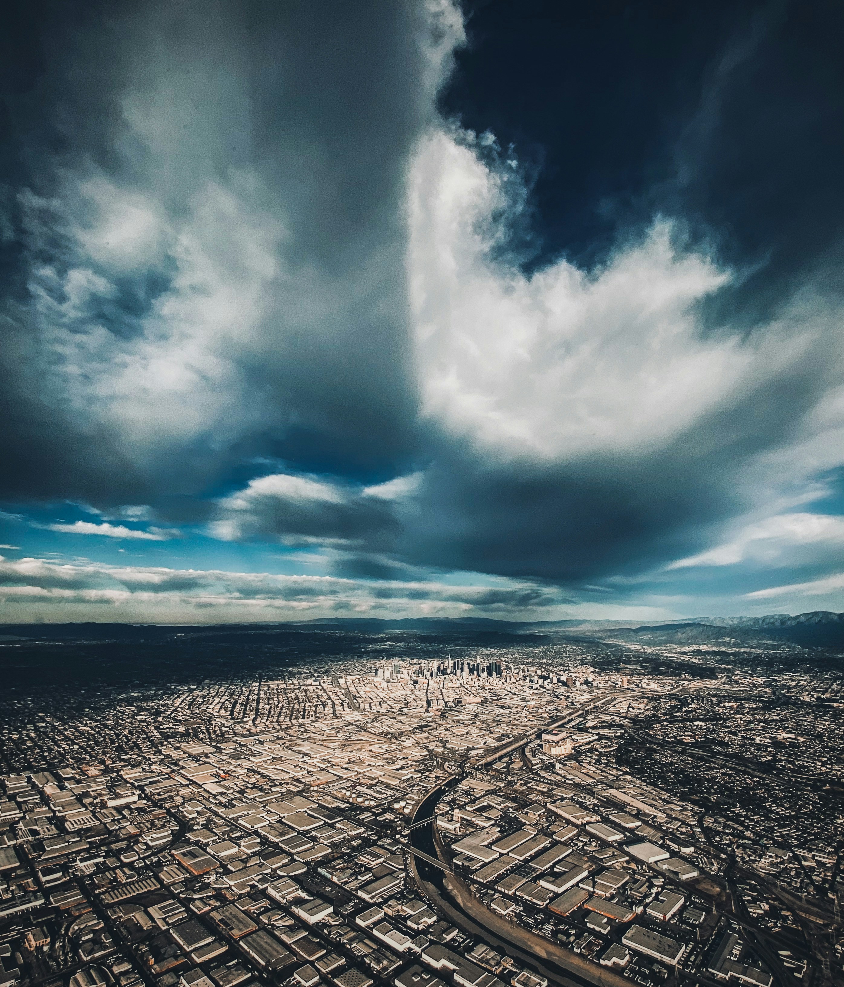 Foto Nubes grises y blancas sobre la ciudad – Imagen Gris gratis en ...