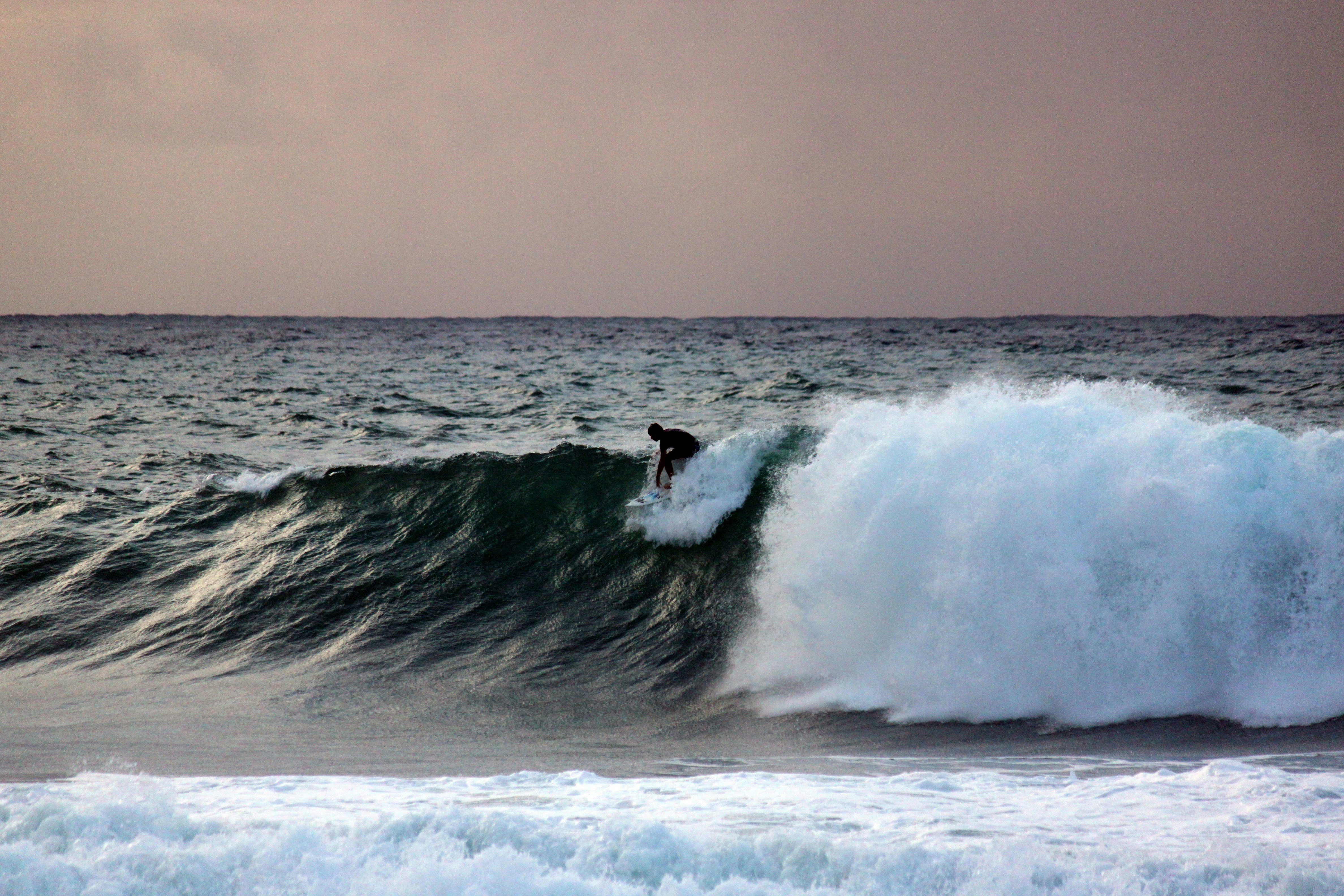 Foto Persona surfeando sobre las olas del mar durante el día – Imagen ...