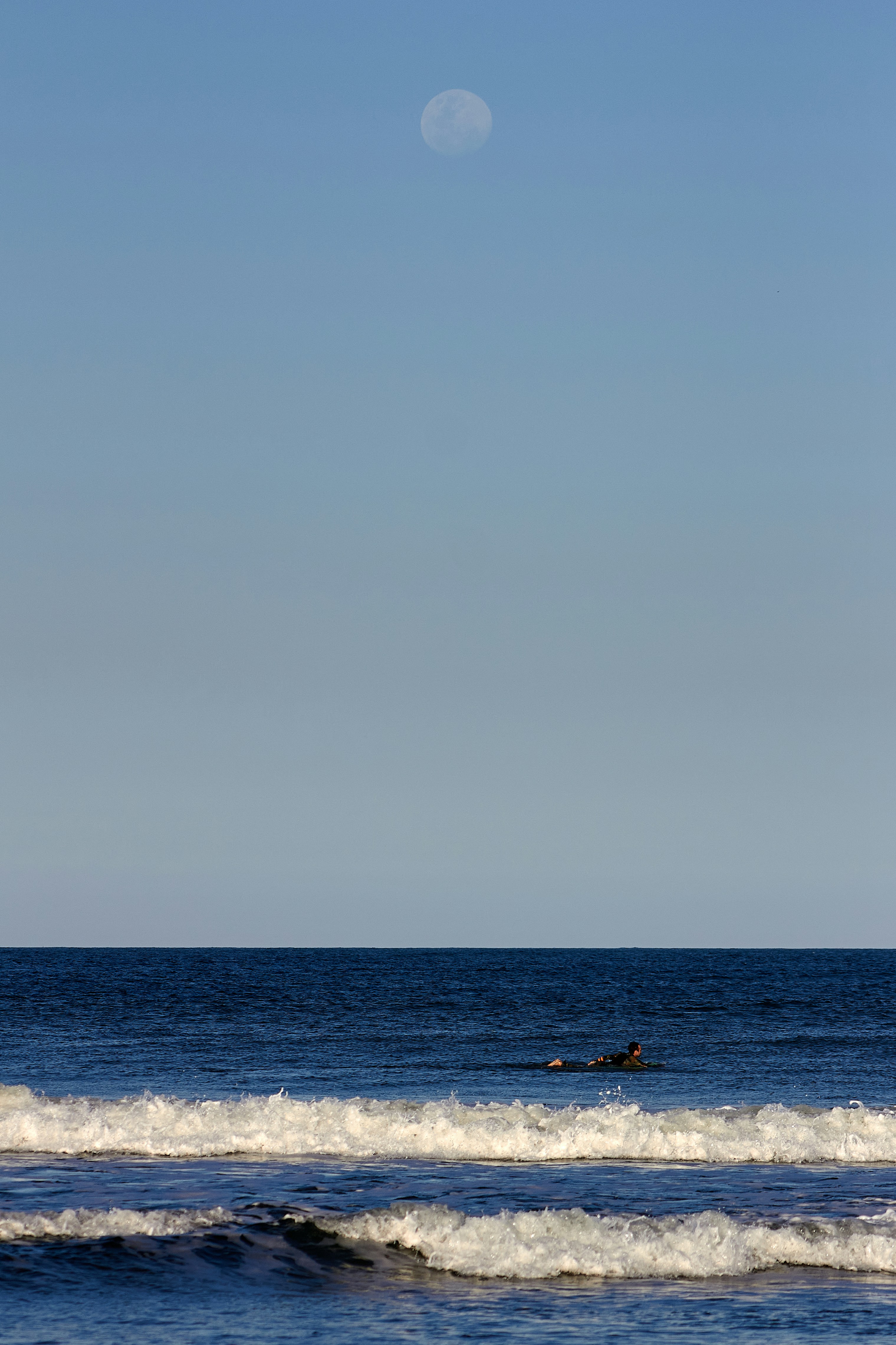 Persona surfeando en el mar durante el día foto – Imagen de Azul ...