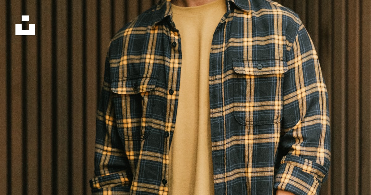 검은 색 선글라스를 착용 한 흑백 격자 무늬 버튼 업 셔츠를 입은 남자 사진 Unsplash의 무료 초상 이미지