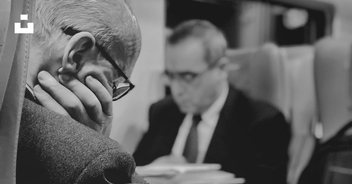 Foto Hombre en chaqueta de traje negro leyendo libro – Imagen Gris ... Foto Hombre en chaqueta de traje negro leyendo libro – Imagen Gris ...
