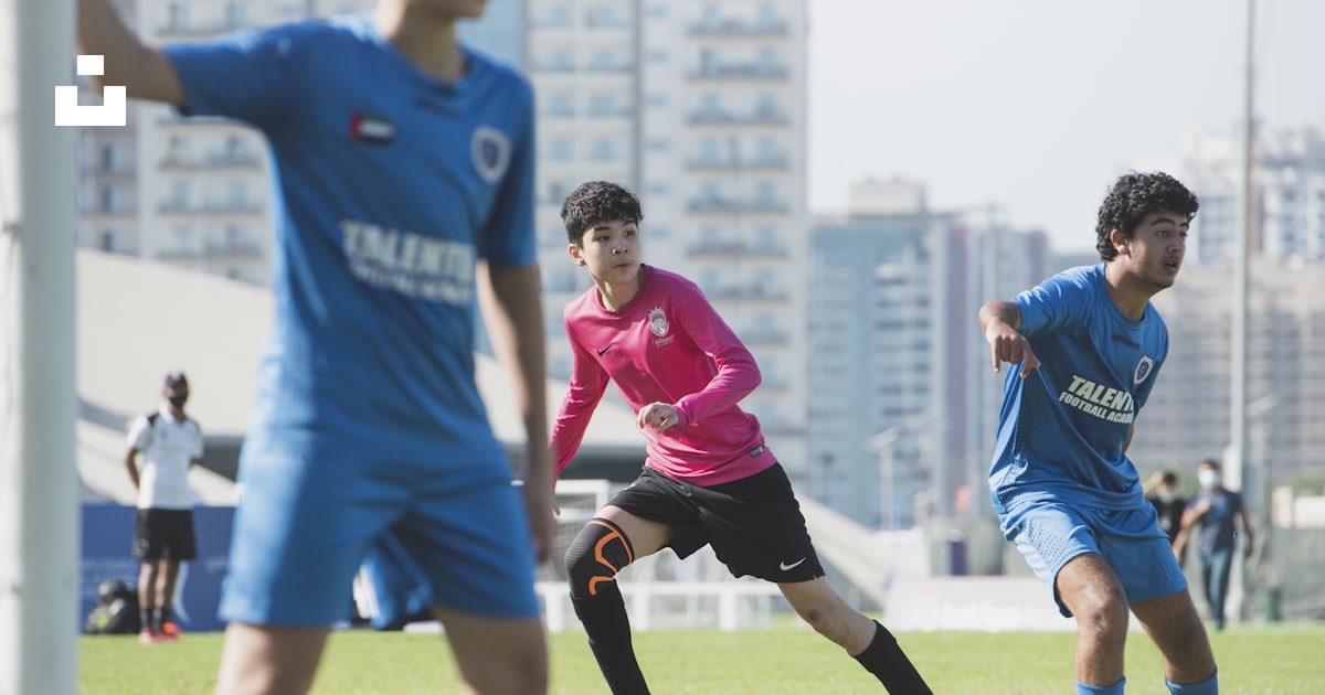 파란색과 흰색 축구 저지 셔츠와 검은 반바지를 입은 남자가 푸른 잔디 필드에서 뛰고 있다 사진 Unsplash의 무료 두바이
