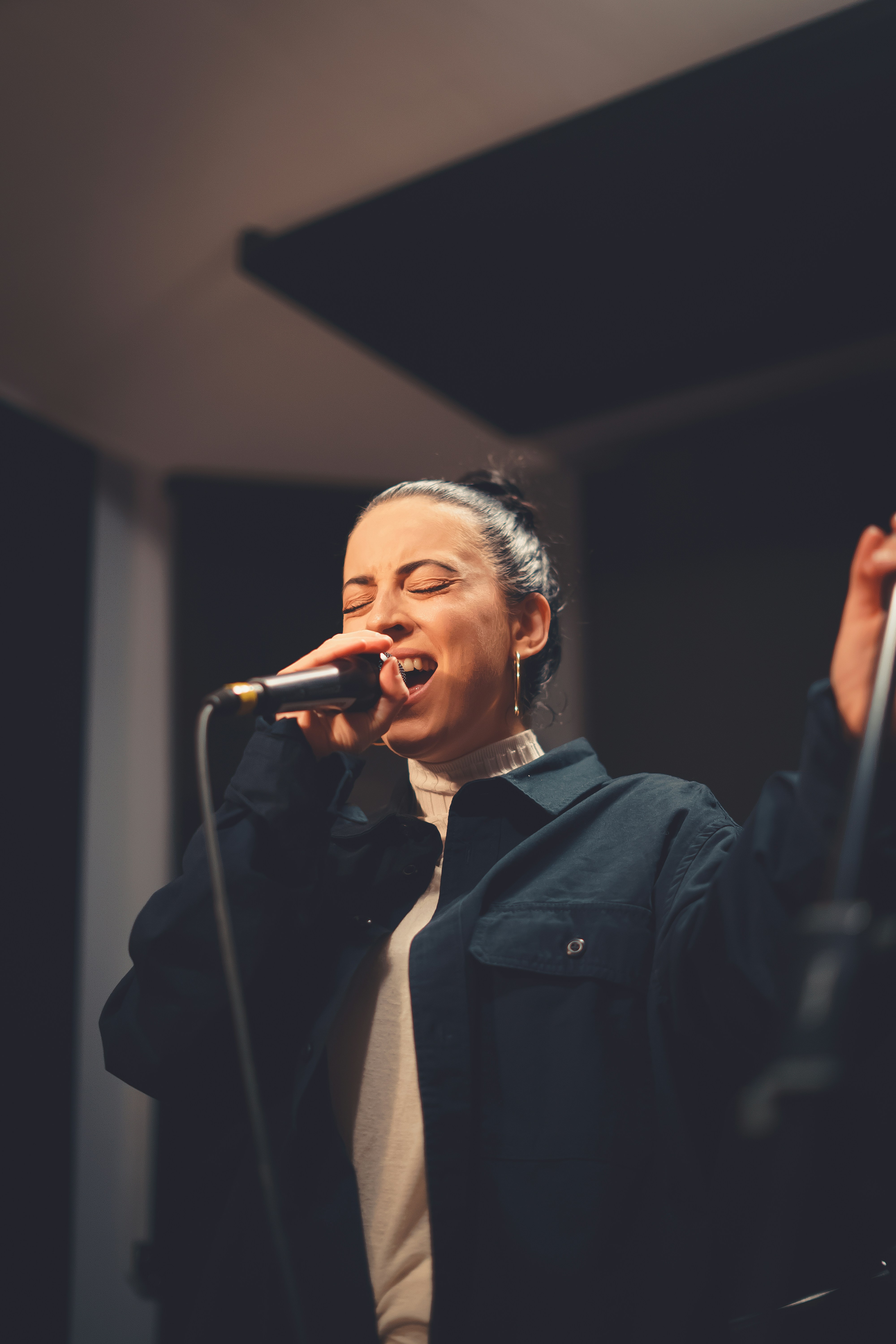 Vocal Power: A Live Moment with a Passionate Singer