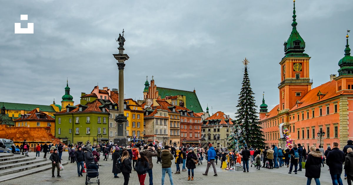 Menschen, die tagsüber auf der Straße in der Nähe von braunem und ... Menschen, die tagsüber auf der Straße in der Nähe von braunem und ...