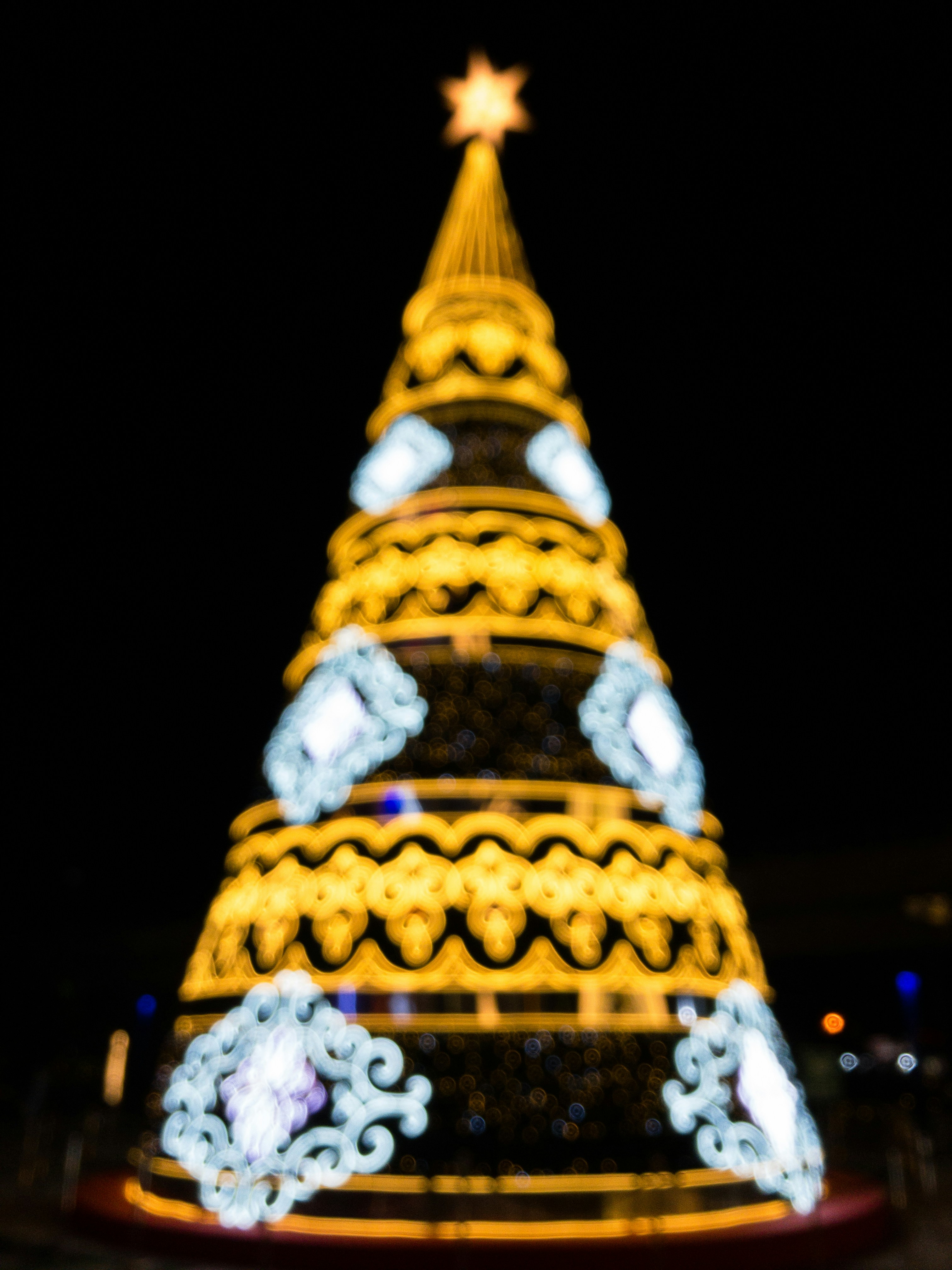Night-Glow Spiral: A Softened Christmas Tree of Light