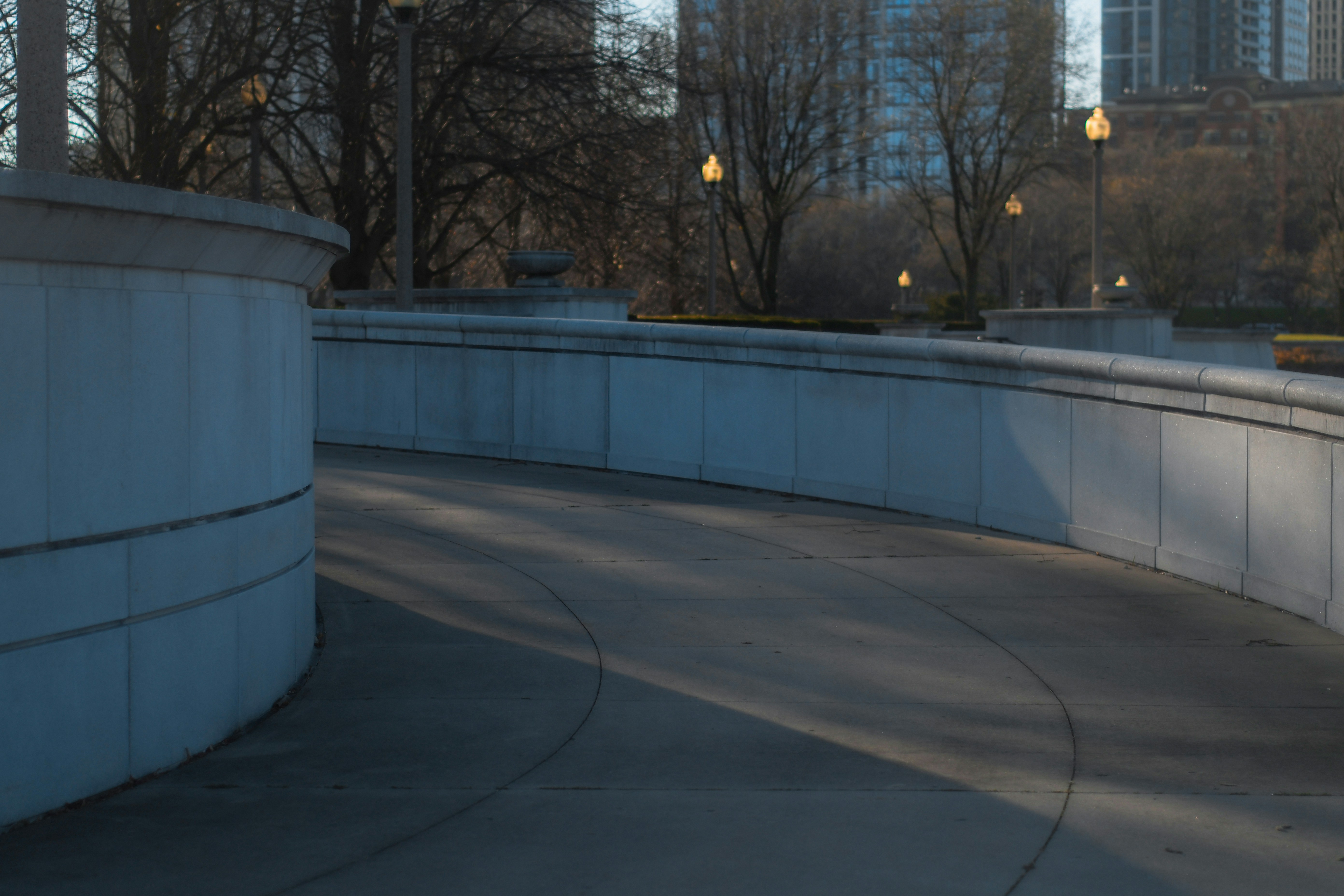 Urban Curves: A Quiet Riverside Walk Along Framed Concrete