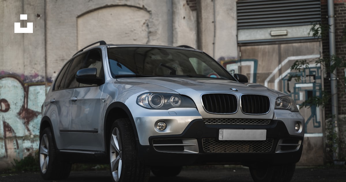 블랙 Bmw X 6 낮 동안 회색 콘크리트 바닥에 주차 사진 Unsplash의 무료 흐로닝언 이미지
