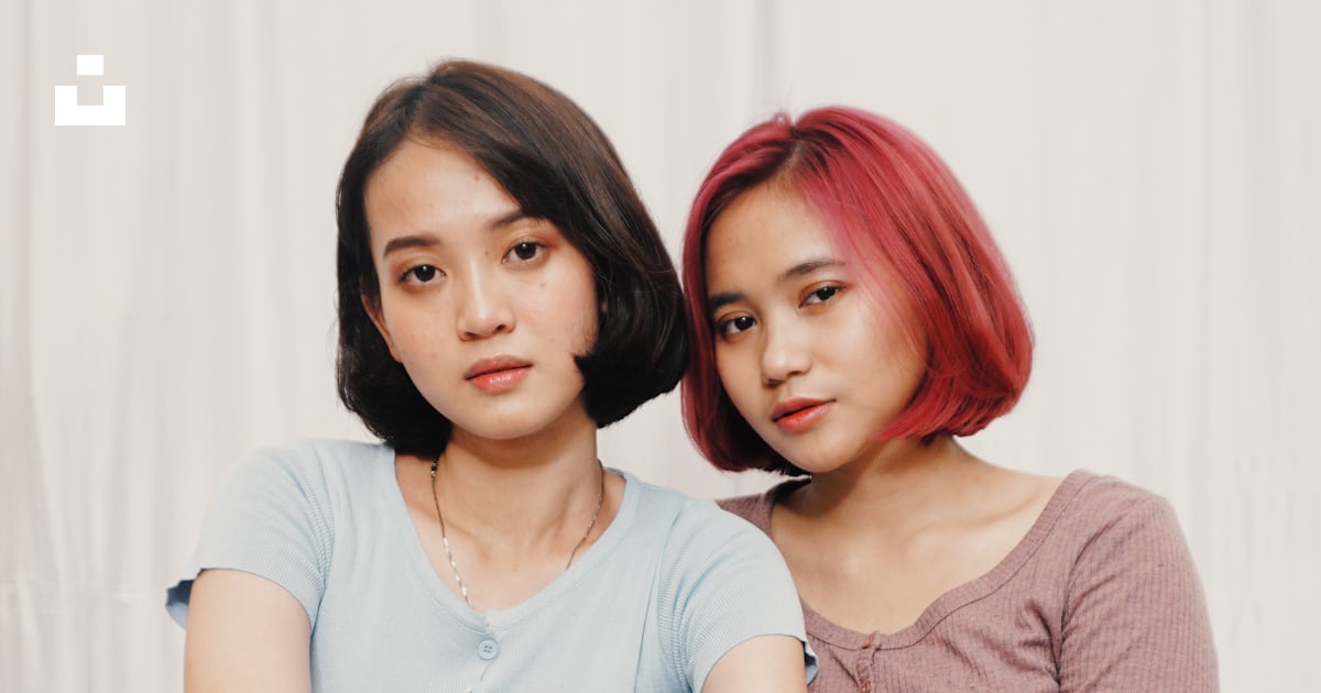 灰色のタンクトップを着た女性の隣に座っている灰色の長袖シャツを着た女性の写真 Unsplashの人の無料画像