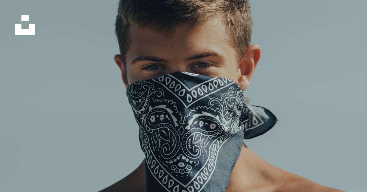 Homme Aux Seins Nus Avec Masque Floral Noir Et Blanc Photo Photo Gris