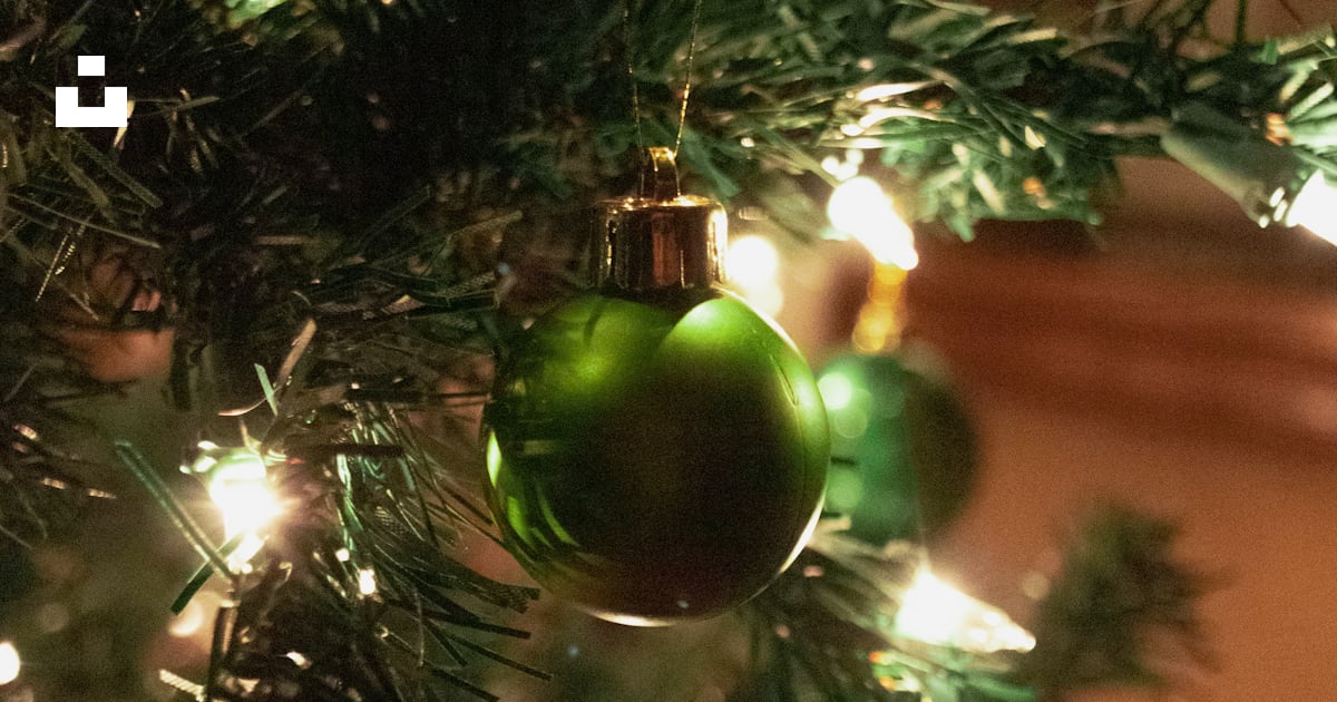 緑のクリスマスツリーに緑のクリスマスのつまらないものの写真 Unsplashの飾りの無料画像