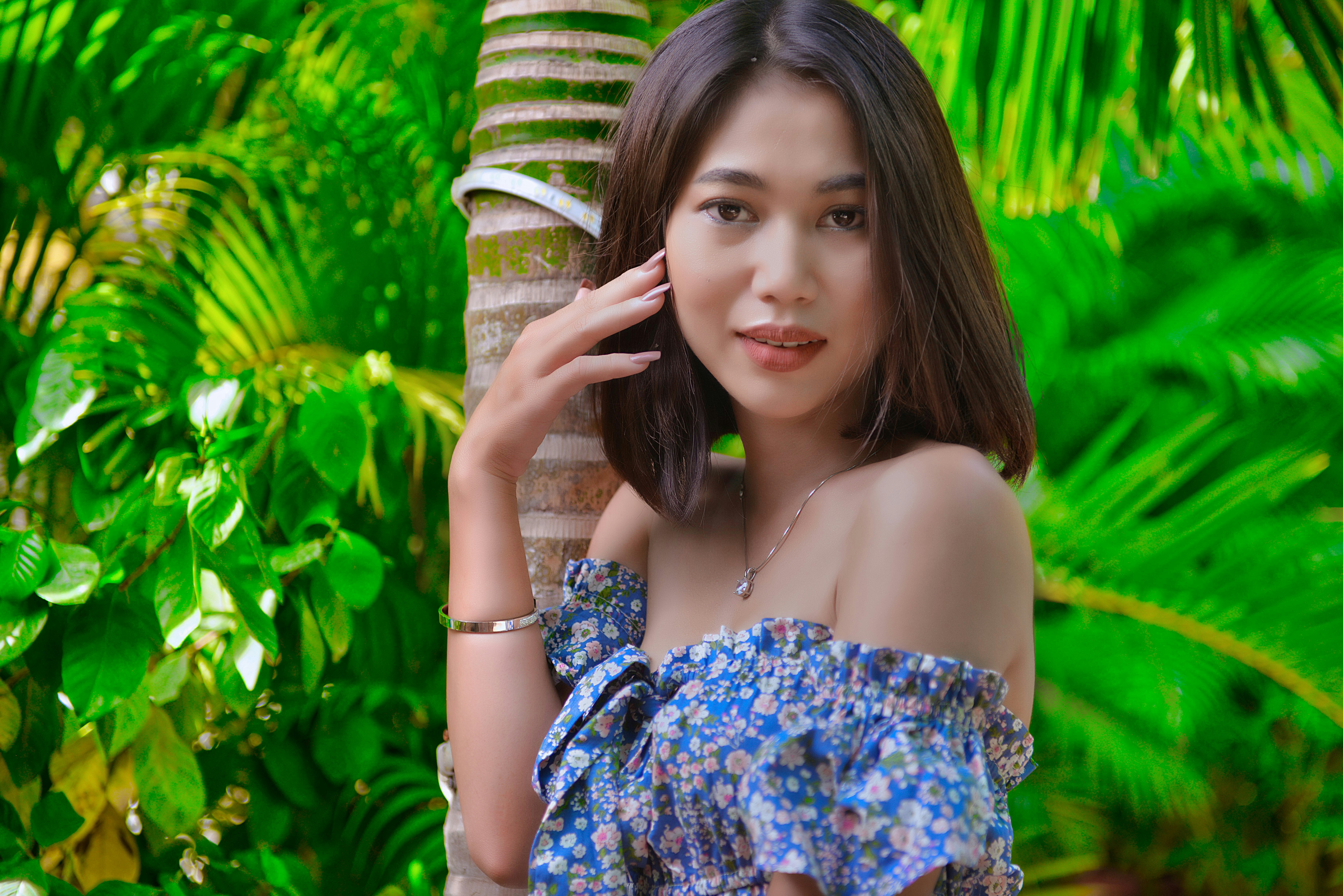 Palm-Garden Portrait: Quiet Allure Beneath Emerald Leaves