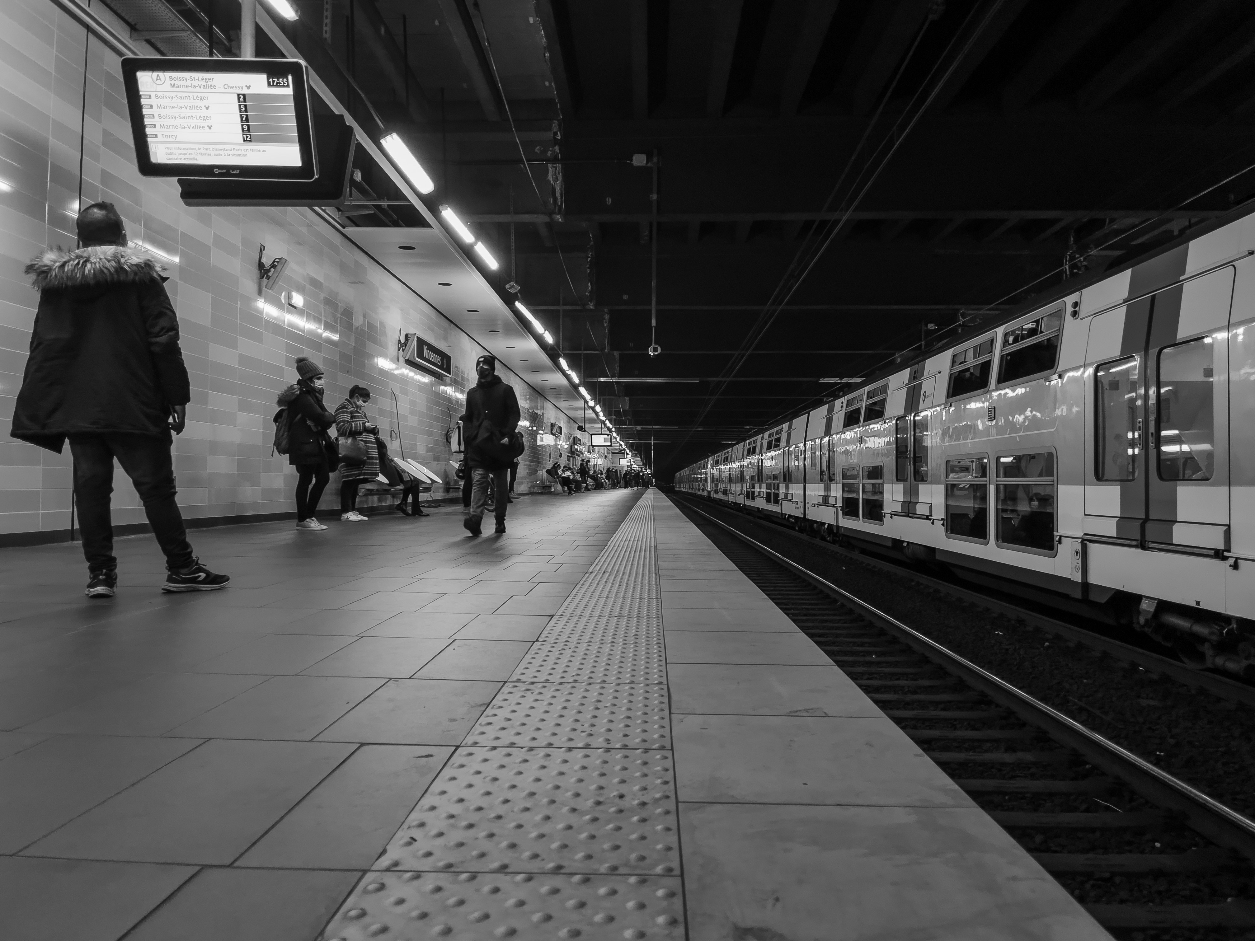 Foto zum Thema Menschen, die auf dem Bahnhof in Graustufenfotografie ...