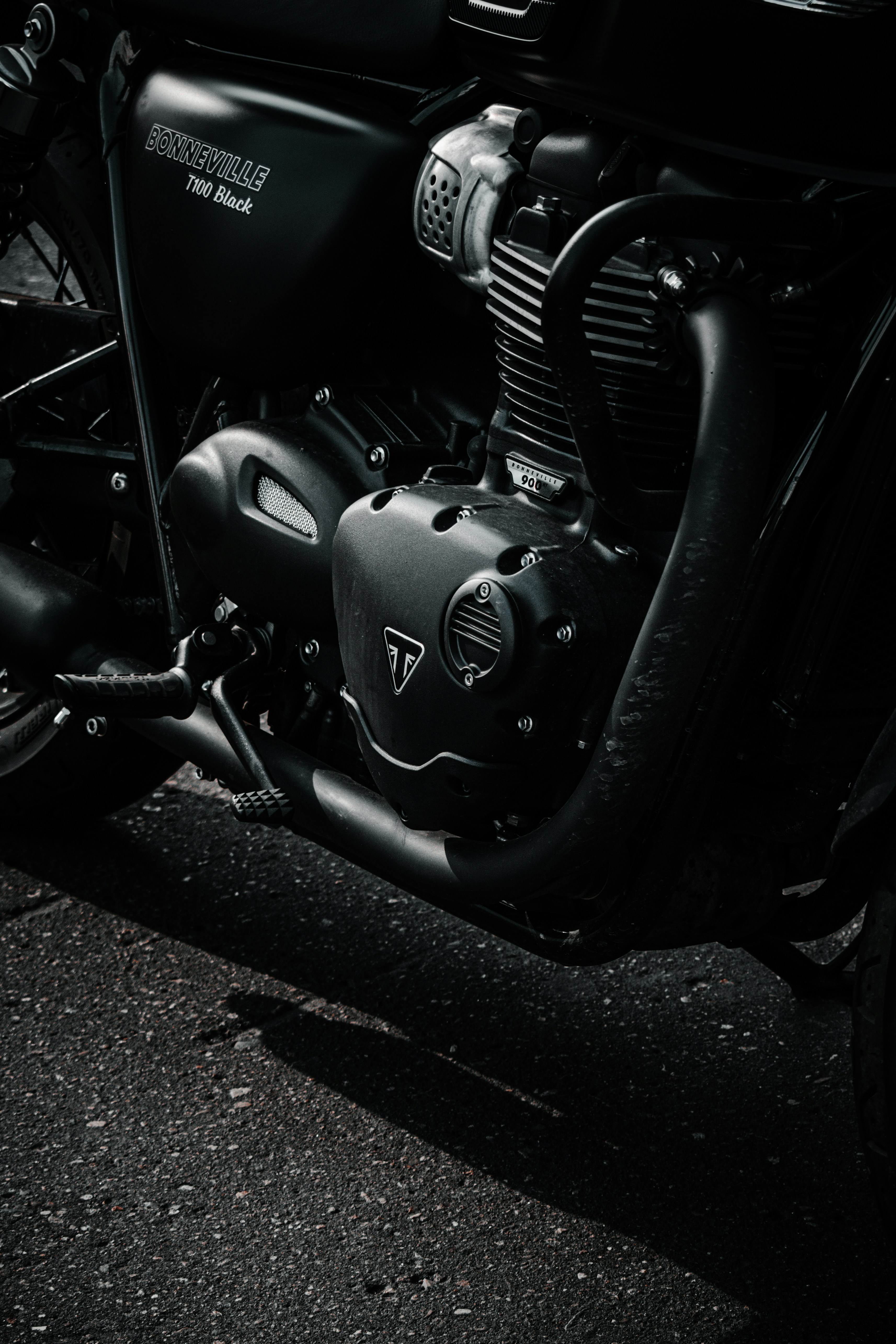 Black motorcycle on gray concrete road photo – Free Grey Image on Unsplash