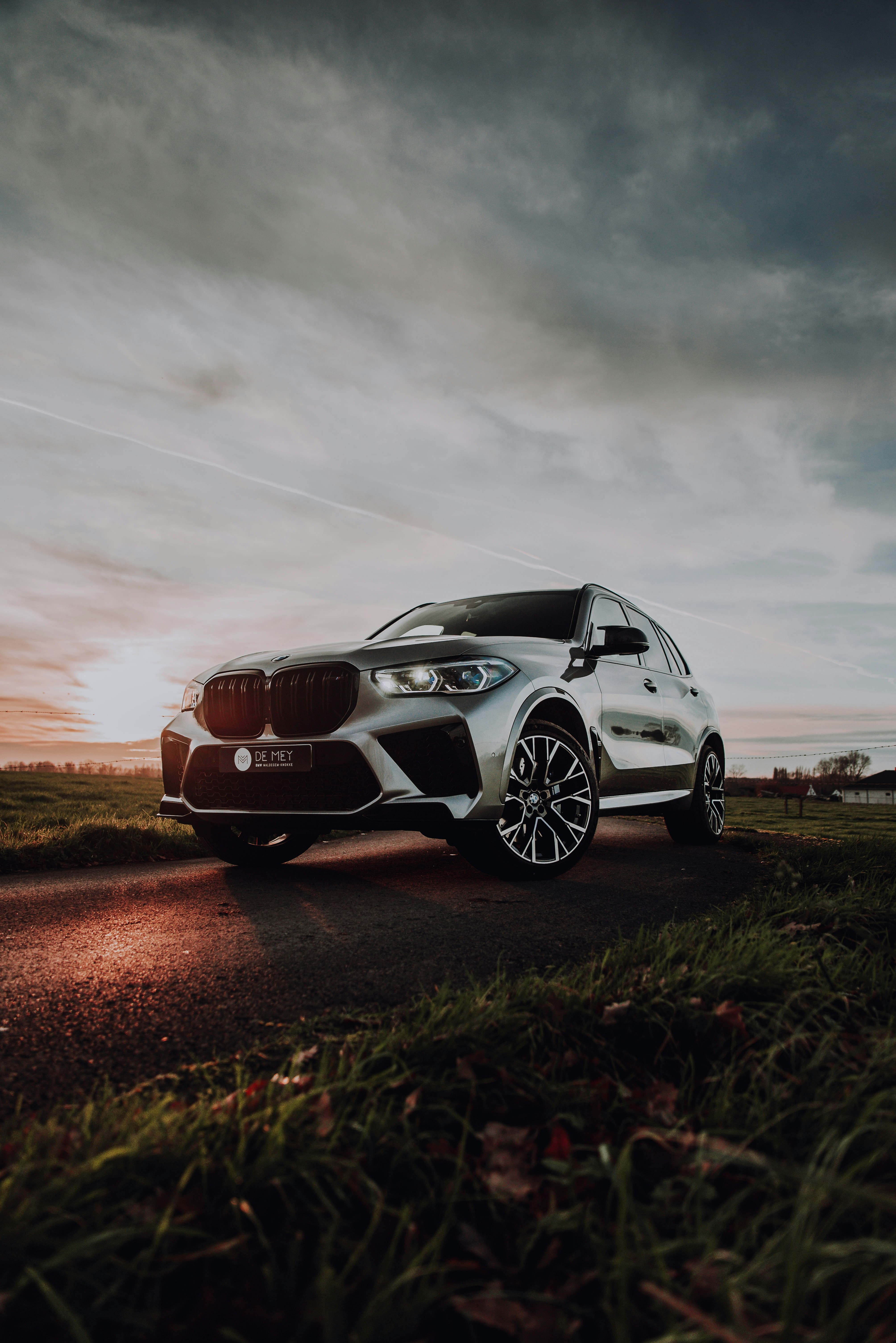 Dusk-Angle Lead: A Silver SUV Anchored on a Quiet Road