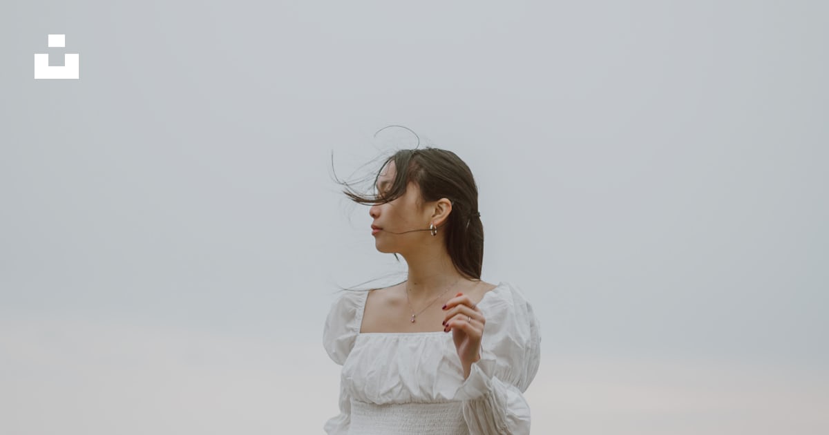 낮 동안 해변에 서 있는 흰색 긴 소매 드레스를 입은 여자 사진 Unsplash의 무료 토론토 이미지
