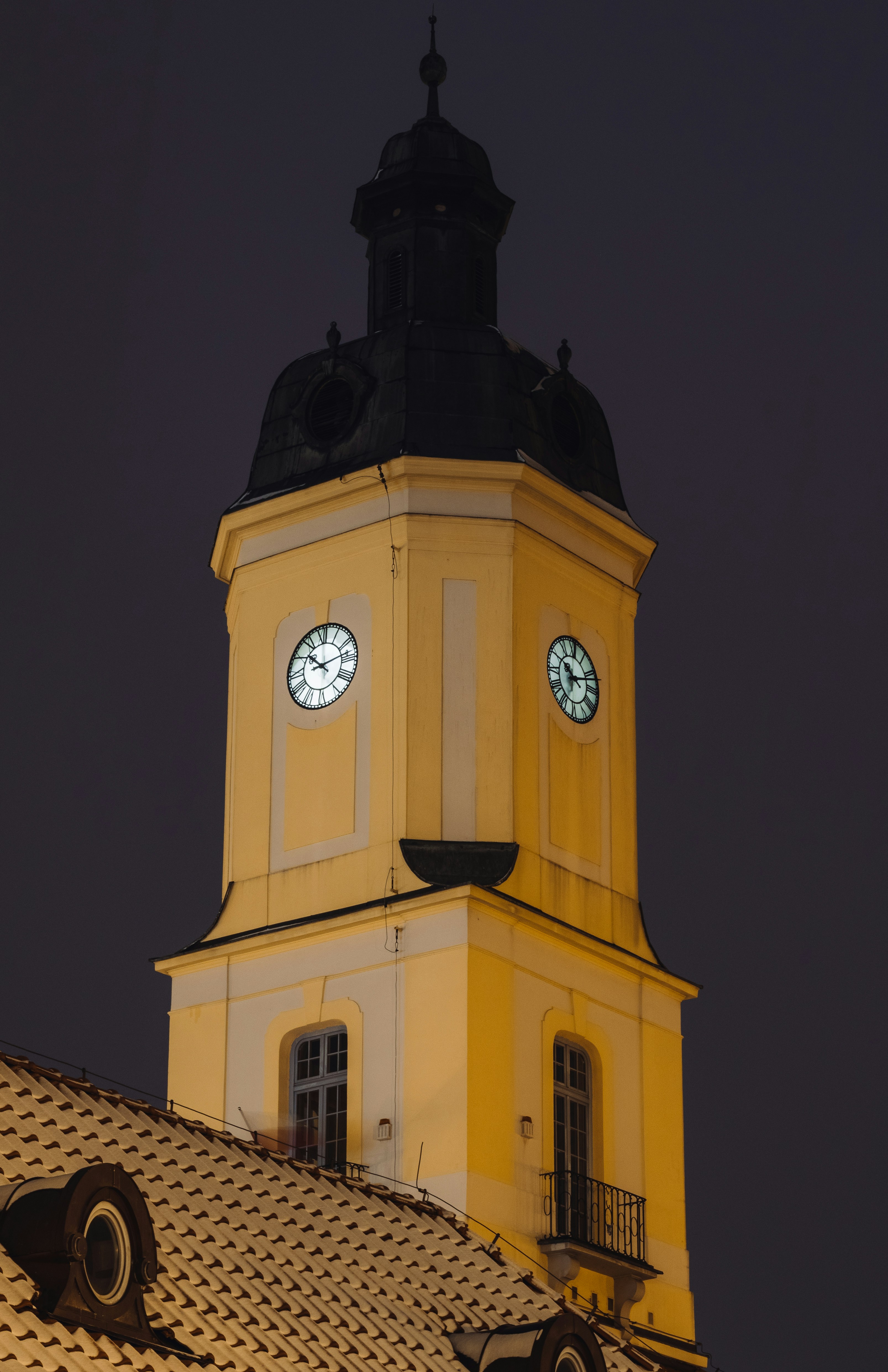 Amber Clocktower in Nightfall: A Quiet Beacon