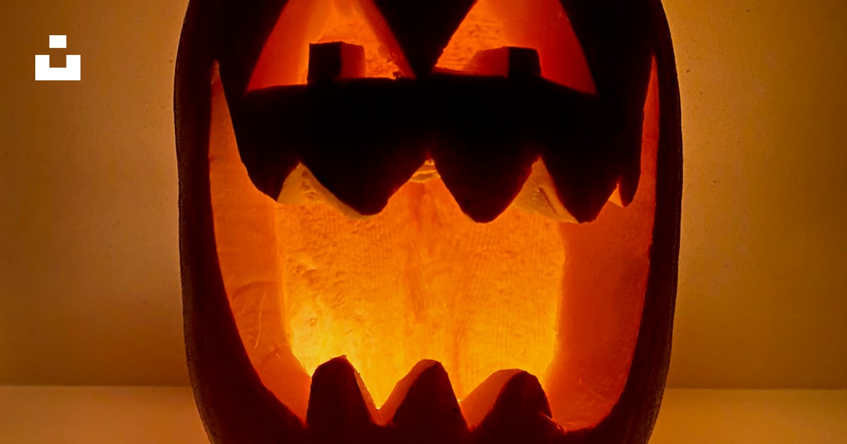白いテーブルの上にジャック・オー・ランタンのランプが点灯の写真 Unsplashの無料ハロウィン写真