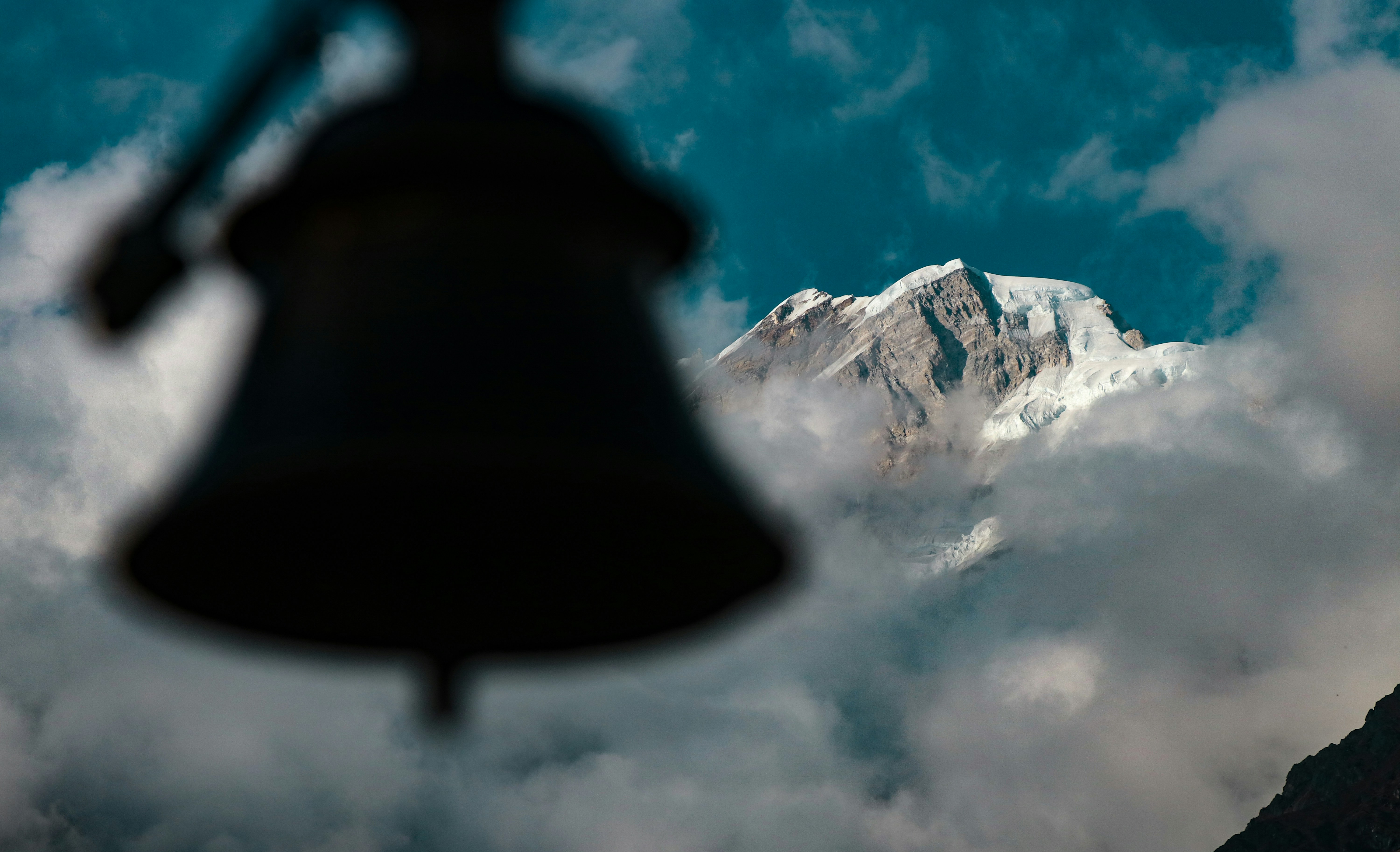 Black bell with snow on top photo – Free Himalayas Image on Unsplash