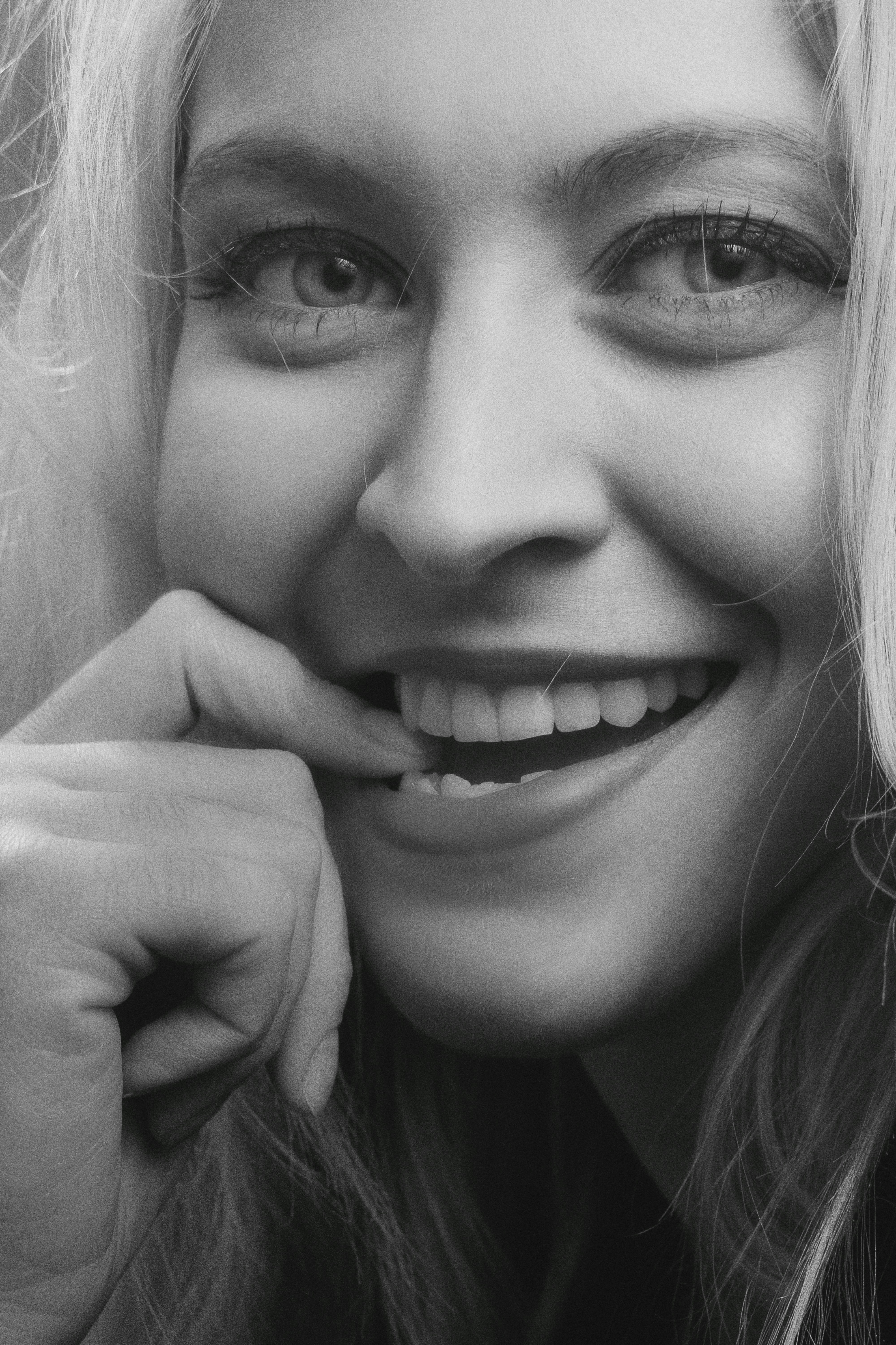 Smiling woman with her hand on her chin photo – Free Grey Image on Unsplash