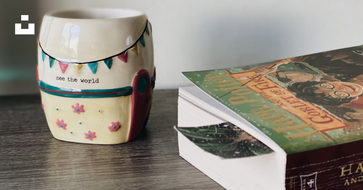 Tasse En Céramique Blanche Et Rouge Sur Livre Blanc Et Vert Photo