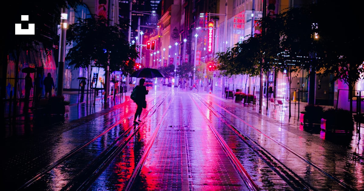 Personas Que Caminan Por La Calle Durante La Noche Foto Imagen De Ciudad Gratuita En Unsplash